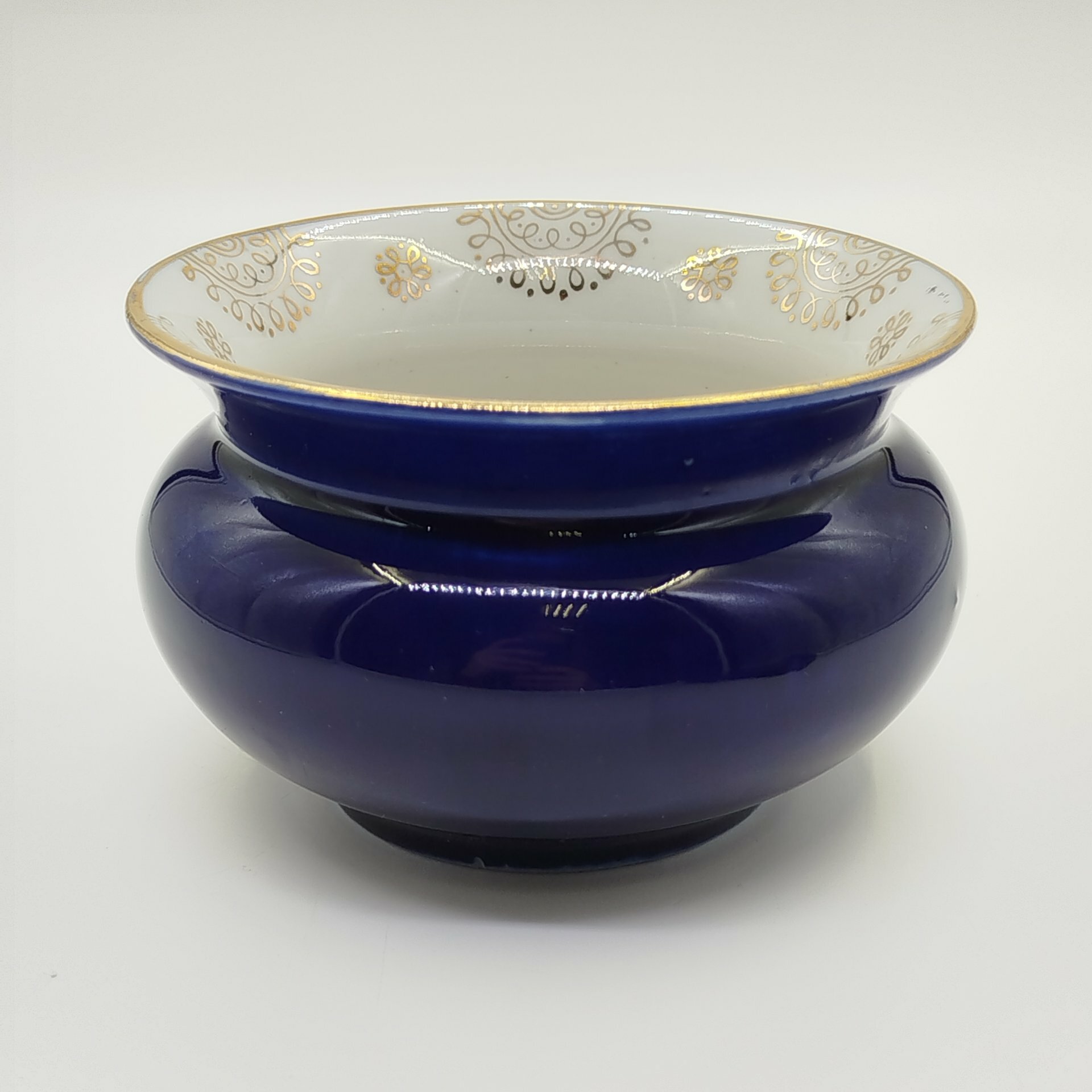 Вазочка с изящным орнаментом, фарфор, крытье кобальтом, золочение