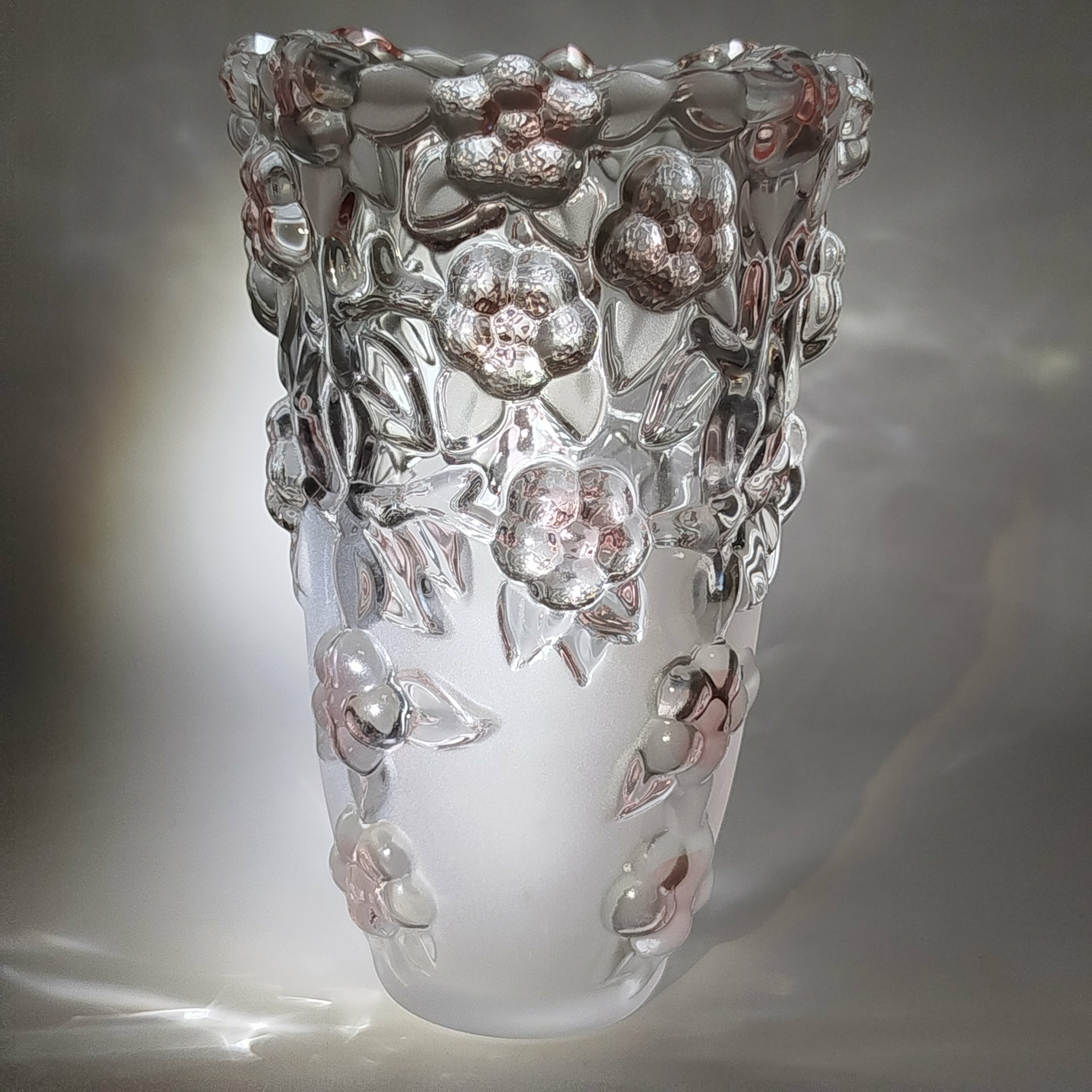 Ваза миниатюрная с рельефным цветочным декором, стекло, матирование, Walther Glas