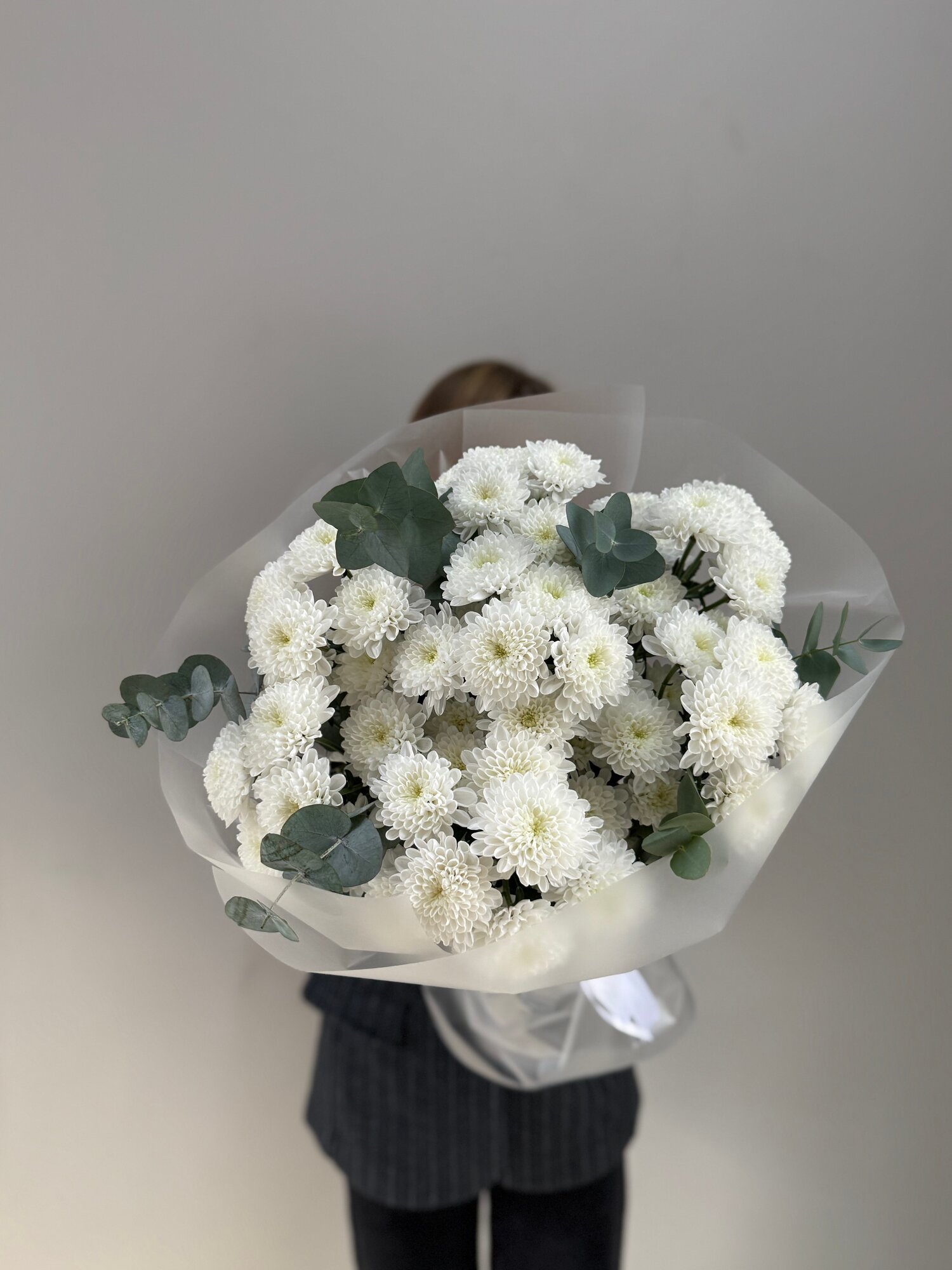 Букет хризантемы Алтай с эвкалиптом, живые цветы, пышный, 7 веток