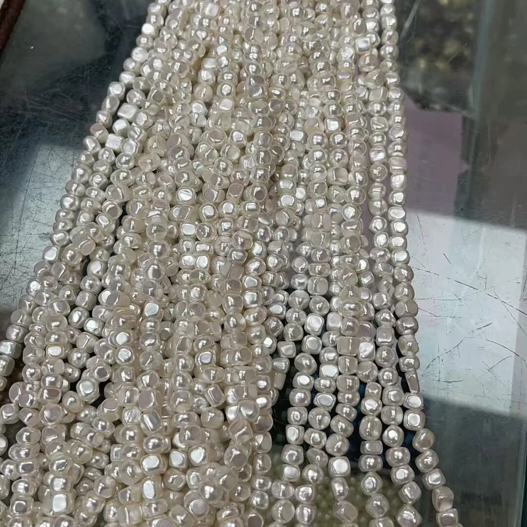 Белые квадратные бусины из перламутра 6-7 мм