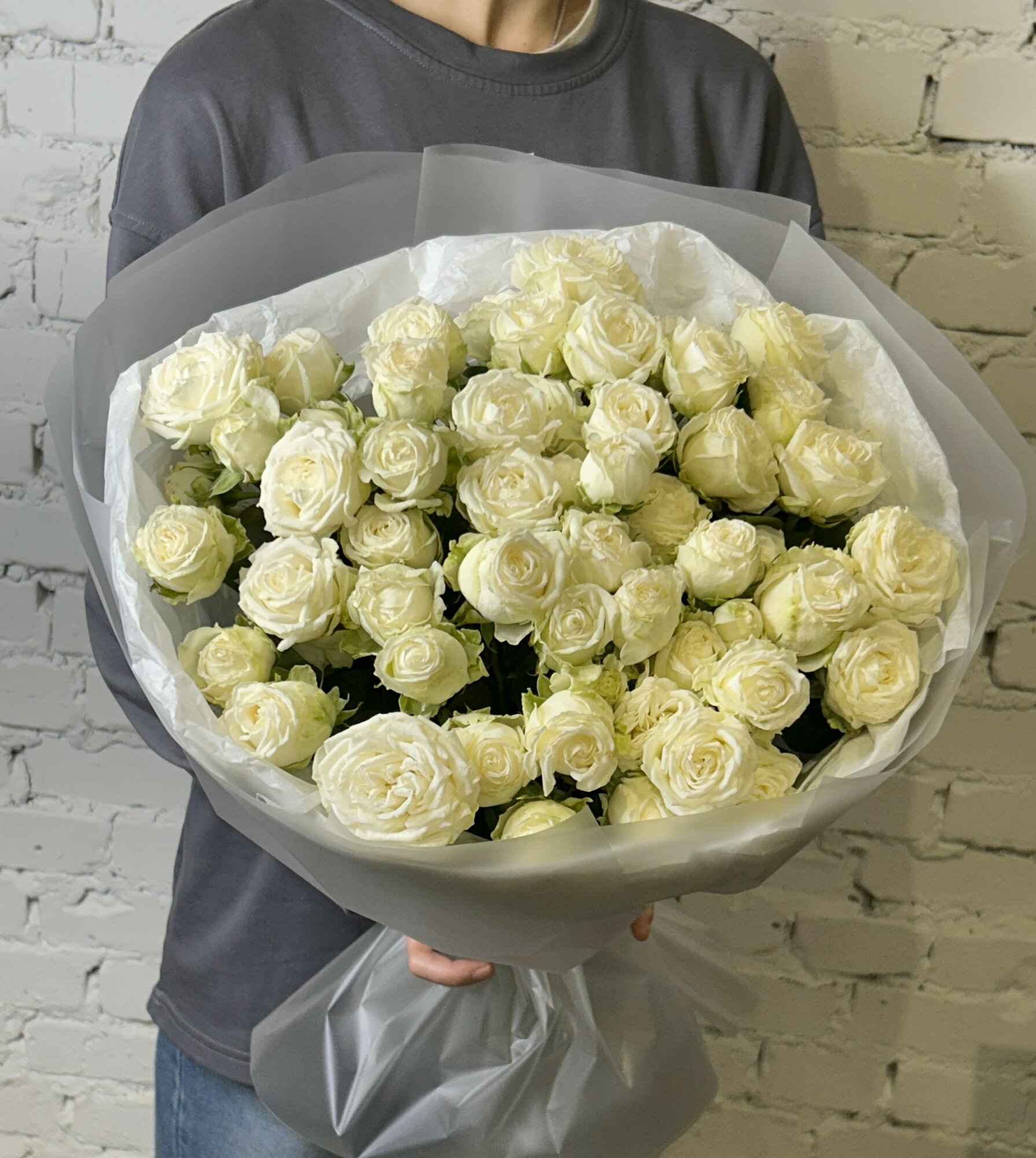 Букет свежесрезанных цветов из кустовых роз в дизайнерской упаковке 146