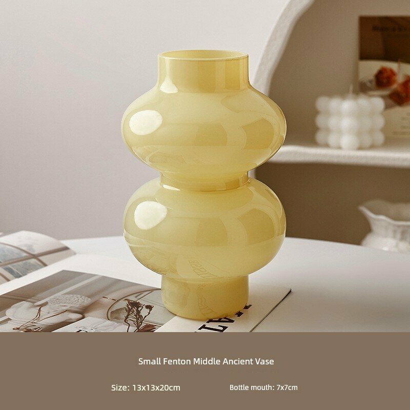 Небольшая винтажная ваза в кремовом стиле Fenton для минималистичных цветочных композиций в интерьере