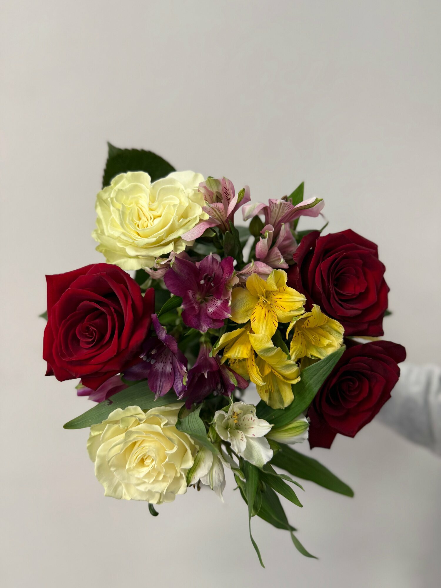 Букет из 5 красно-белых роз и 4 альстромерий микс под ленту, сборный букет, 50 см | Турбофлора