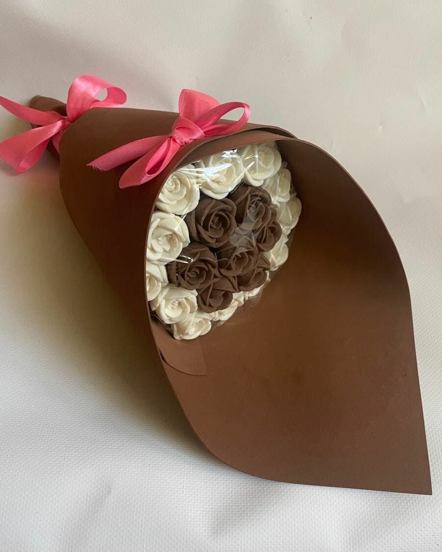 Сладкий букет из конфет ТД НебыковА шоколадные розы 19 шт белый молочный