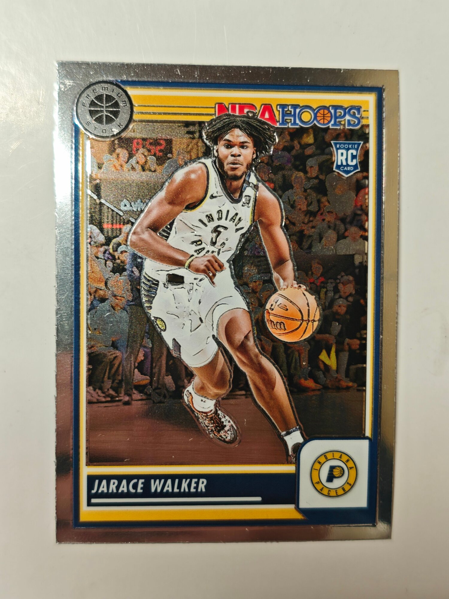 Коллекционные карточки игроков НБА от Panini, преломляющие свет