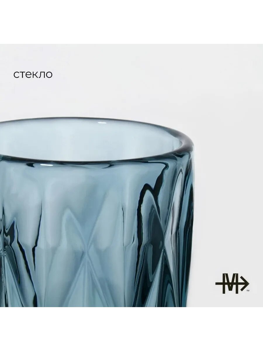 Стильный синий бокал для шампанского на праздник