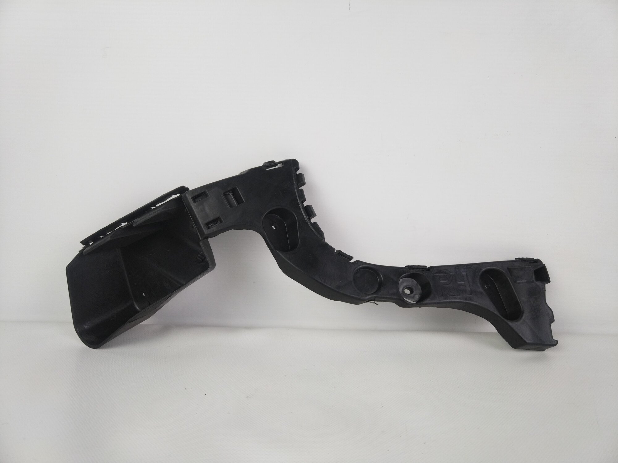 Кронштейн заднего бампера правый Форд Фокус 3 Хэтчбек