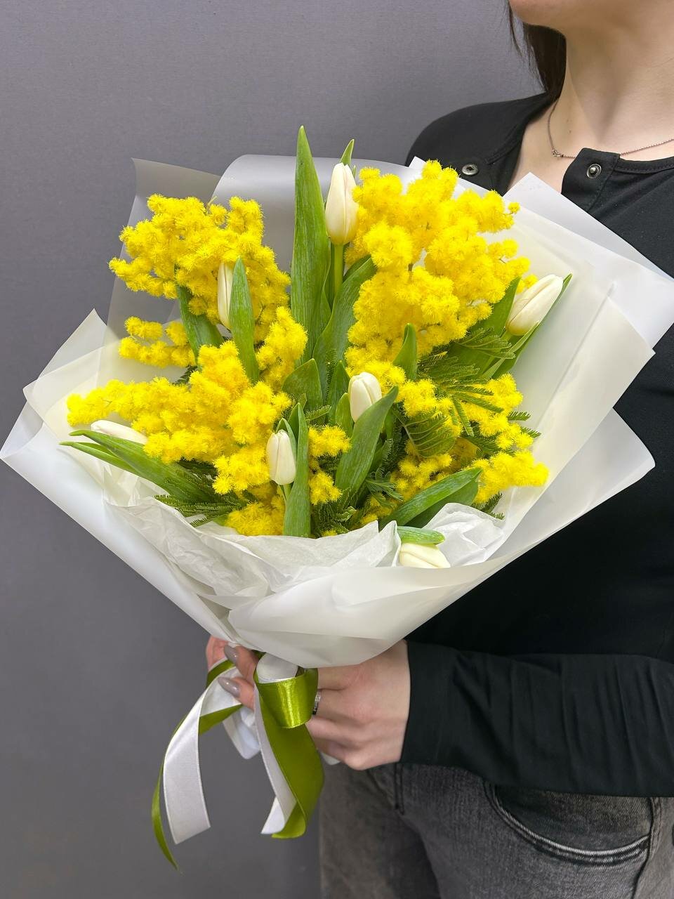 Микс букет из белых, классических тюльпанов и Итальянской мимозы