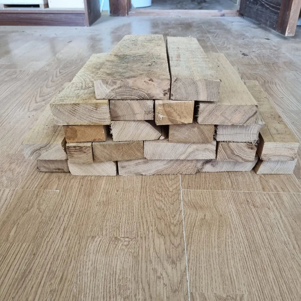 Бруски массив Дуб.10 кг.(280-320*40-80*33 мм.)не строганые