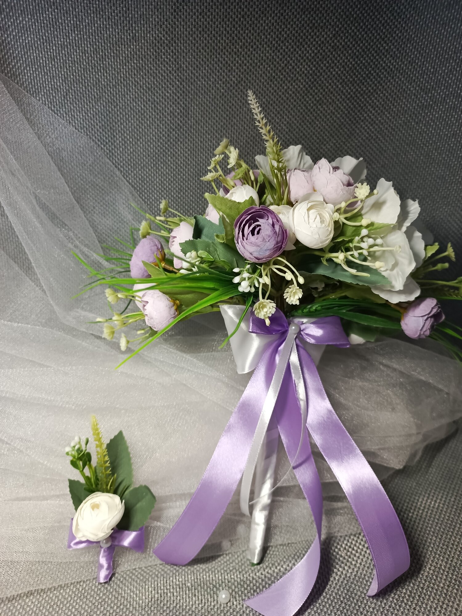 Свадебный букет невесты и бутоньерка для жениха выполненные в одном стиле.