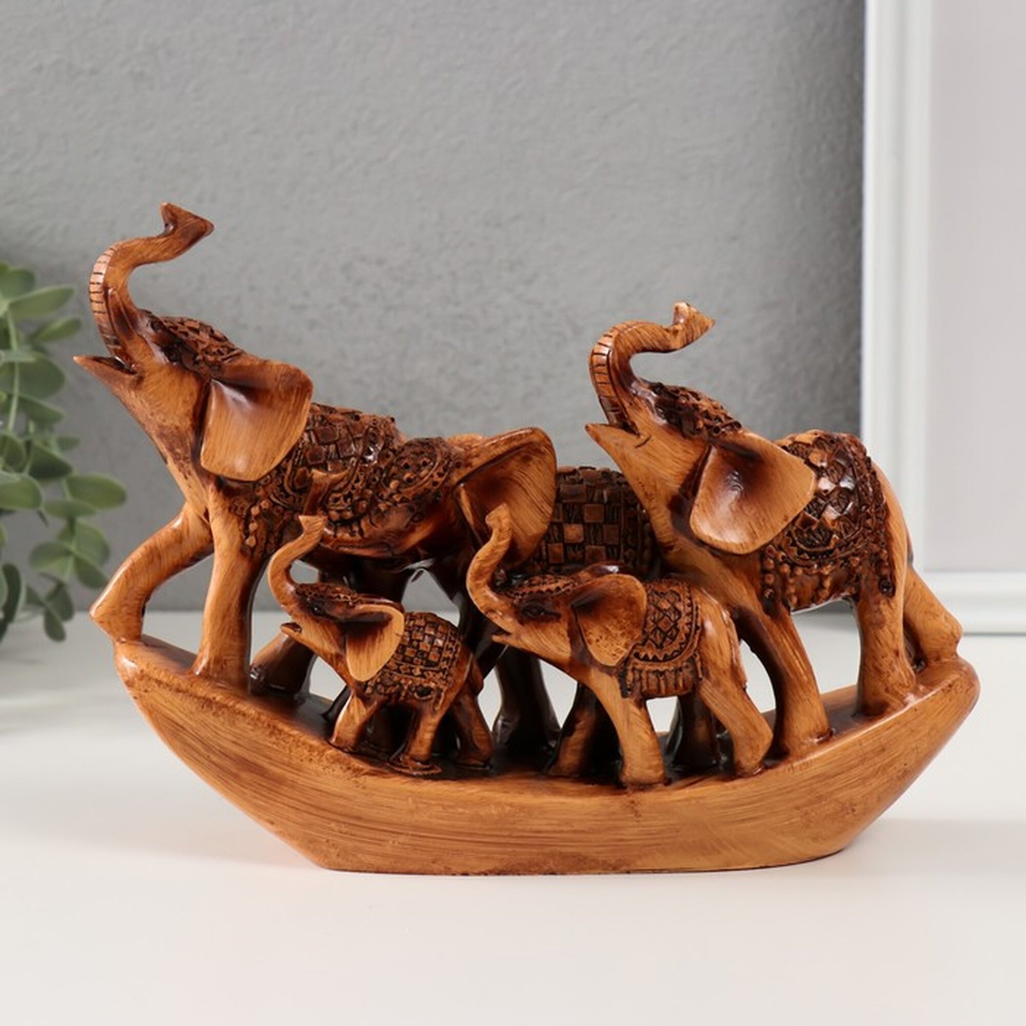 Фигурка полистоун «Пять слонов с попоной на подставке», под дерево, 6×22×15.5 см
