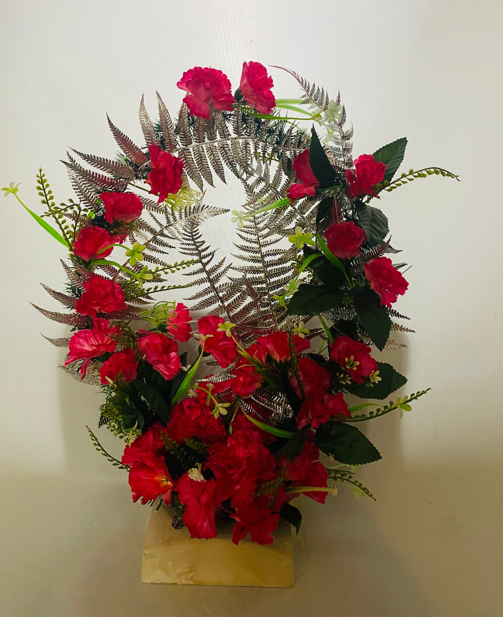 Корзина ритуальная траурная красные гвоздики 50 см высотой Розовые гвоздики на постаменте из искусственного камня