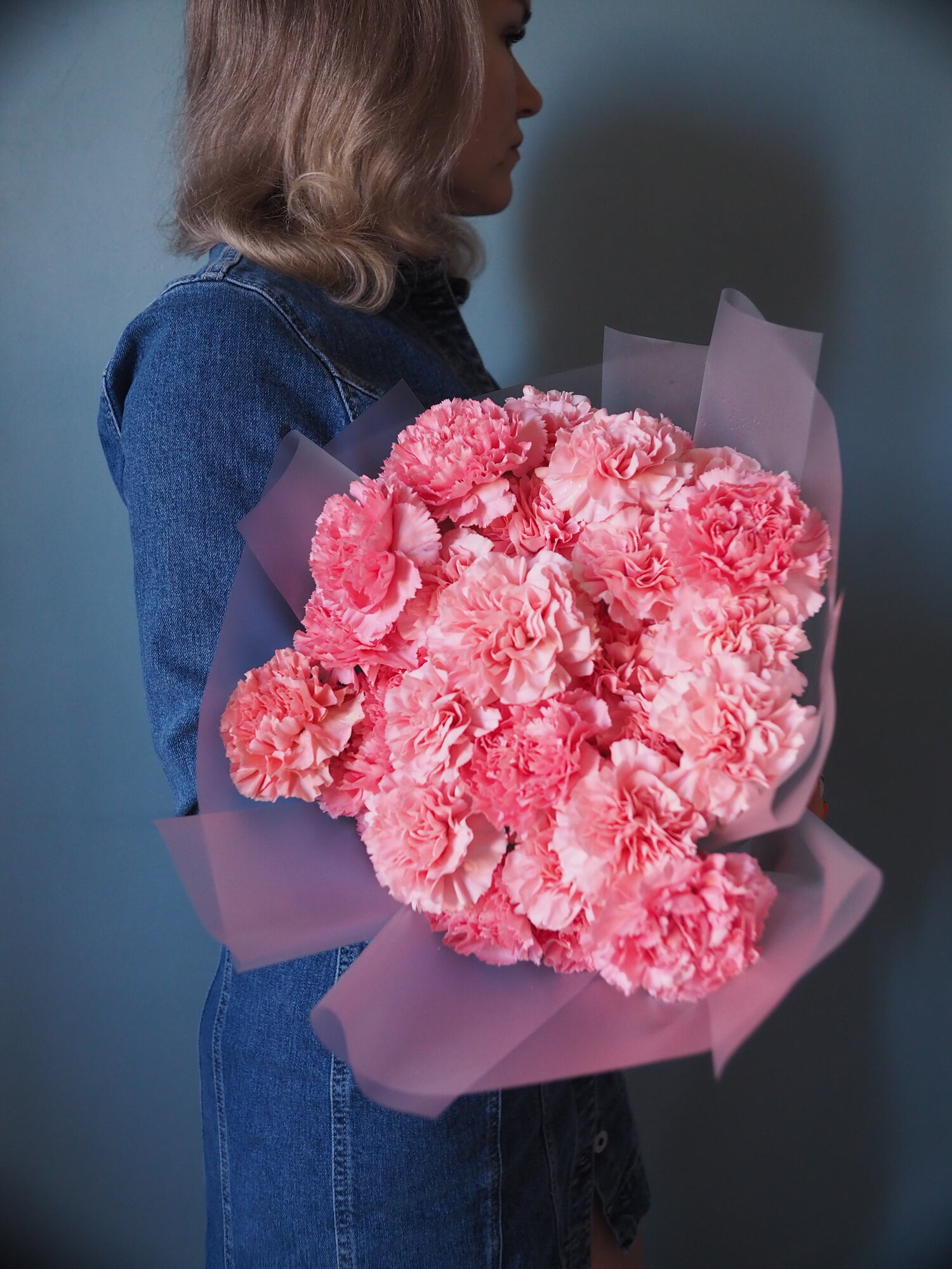 Букет живых цветов из 11 диантусов (гвоздик) нежнейшего розового цвета в матовой упаковке