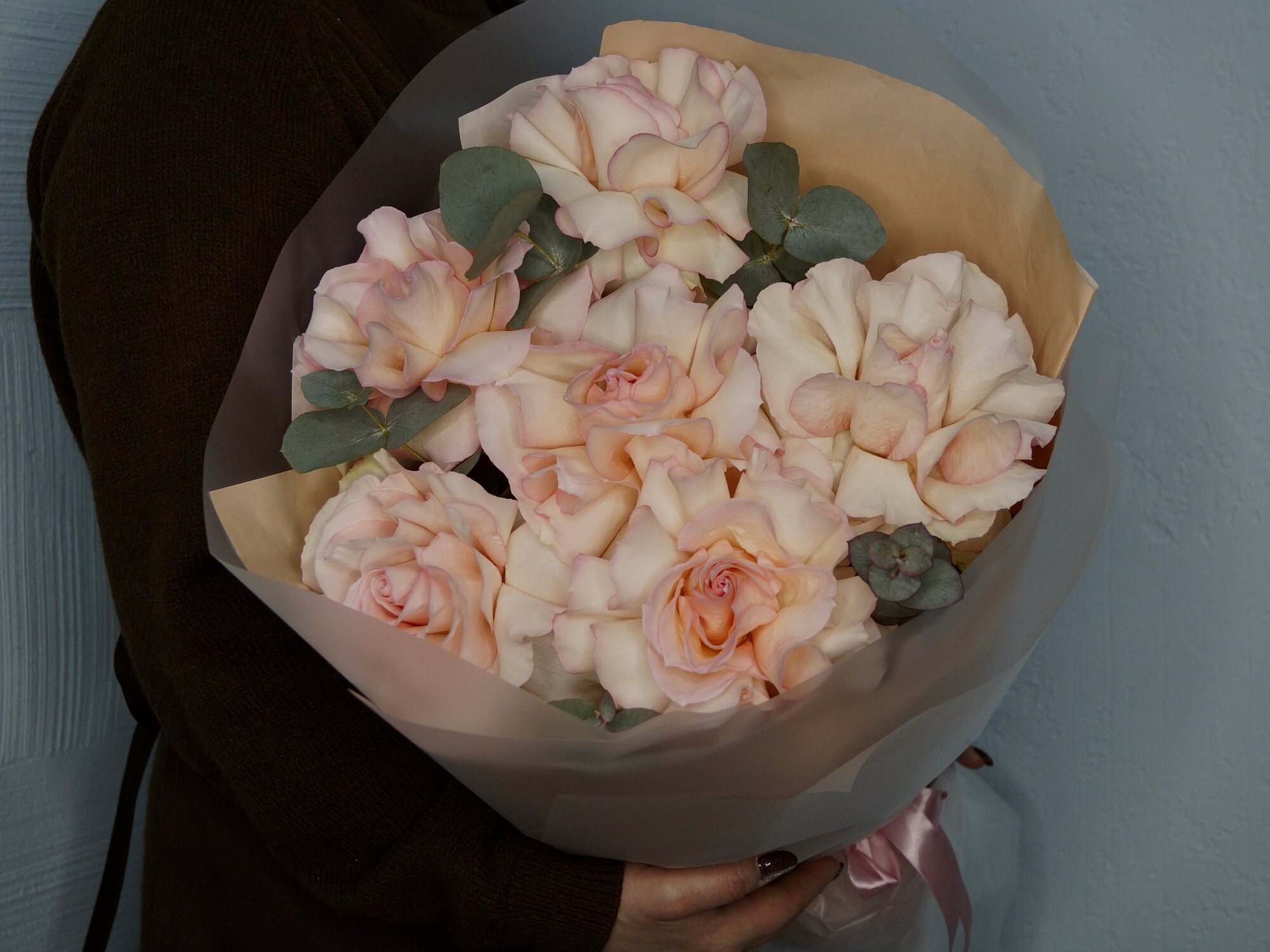 Букет "Французская Роза", сборный, на стеблях, 5 роз, эвкалипт, атласн. лента, 60 см, 1 упаковка