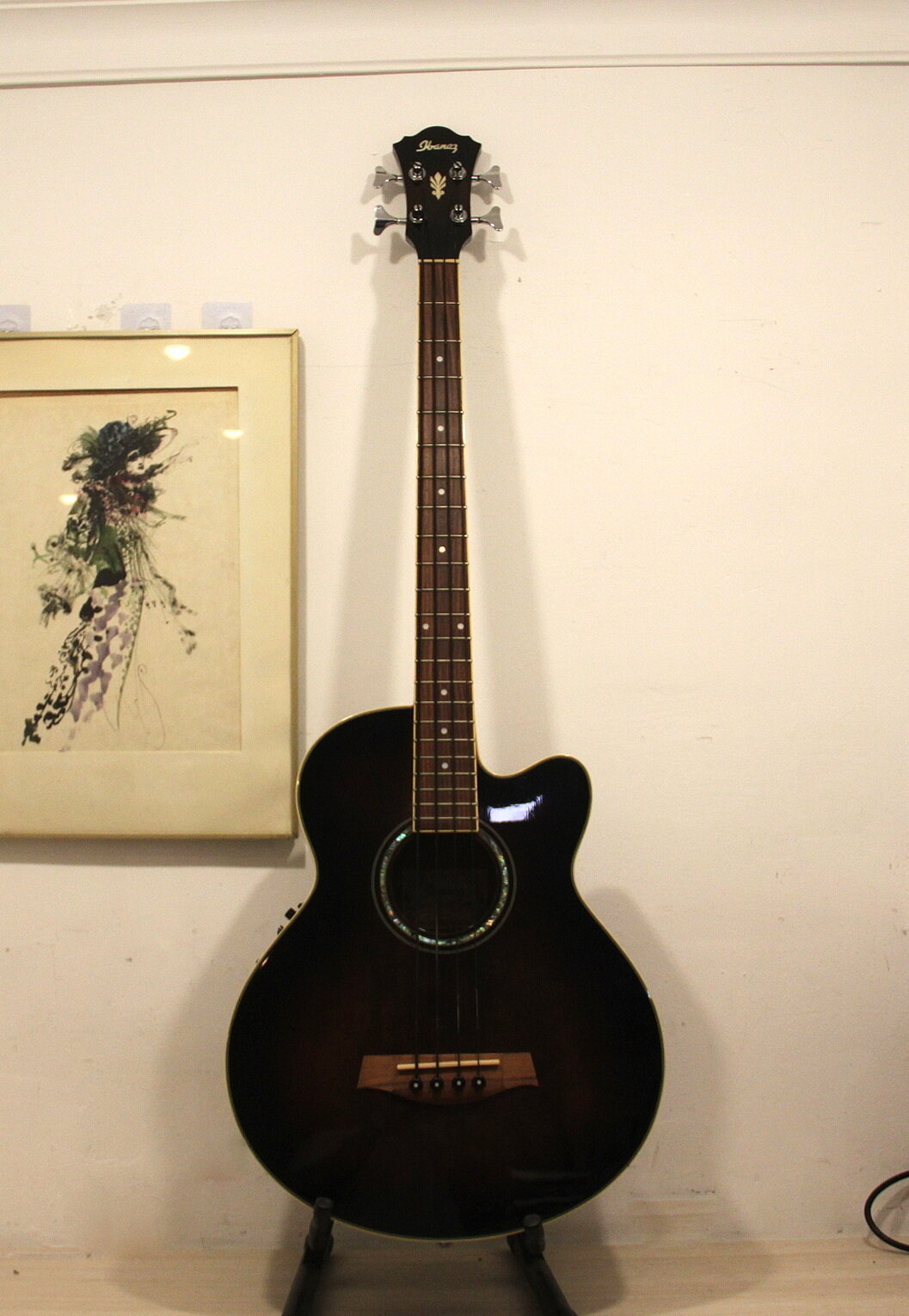 Электроакустическая бас-гитара Ibanez AEB10E