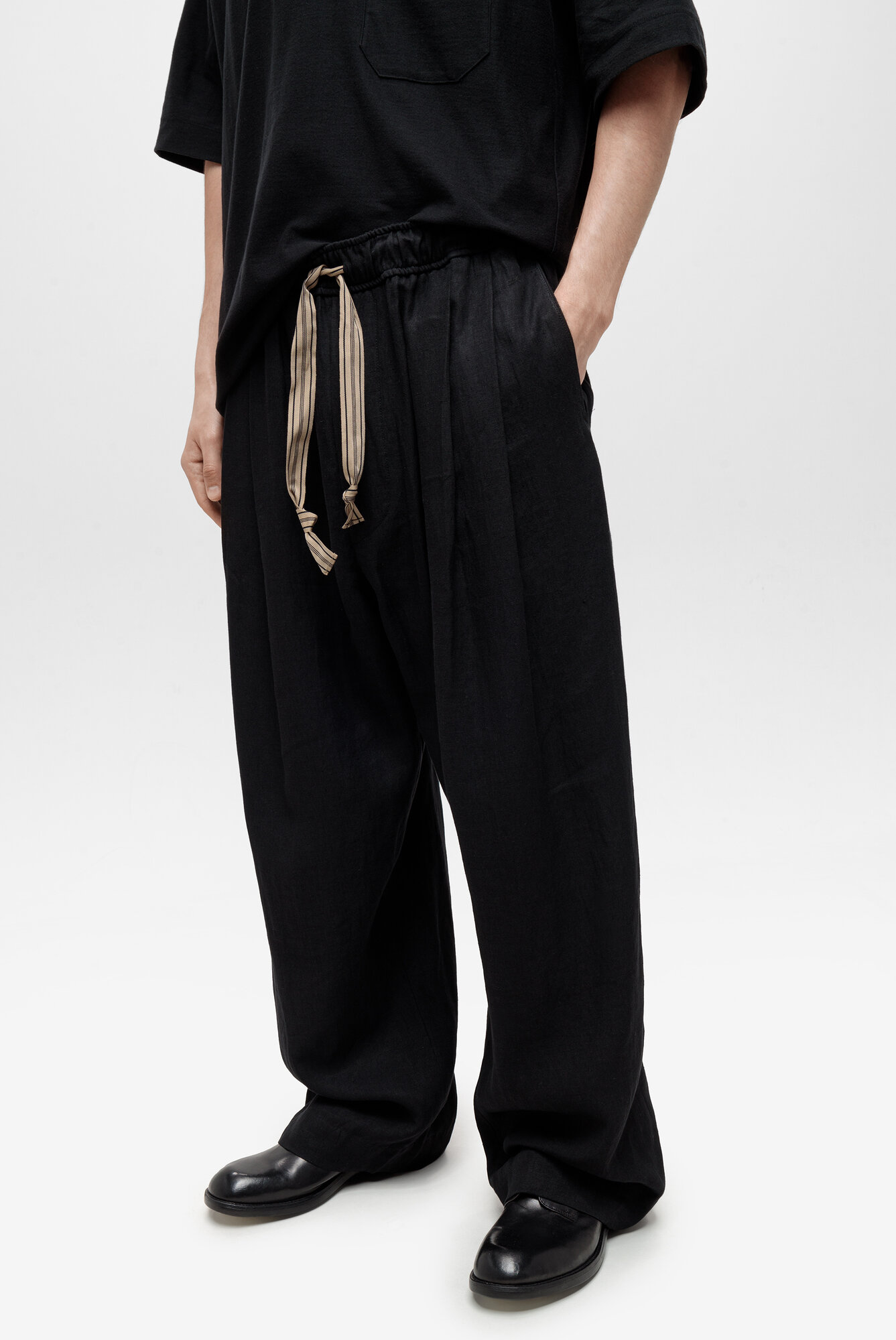 Брюки ZIGGY CHEN Trousers 0M2610519 BLACK для мужчин цвет черный размер 50