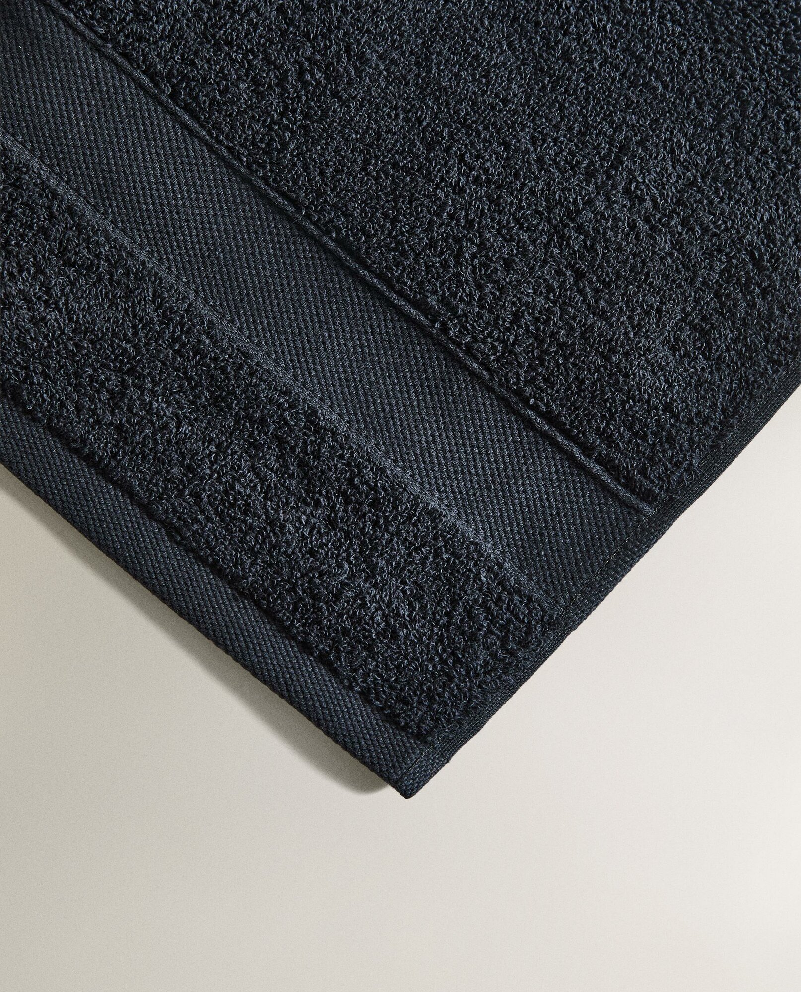 Банное полотенце Premium из хлопка (600 г/м²), 90 x 150 cm , черный/серый металик. Бренд - Zara Home