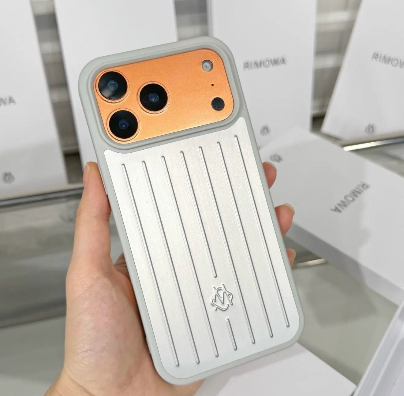 Чехол для iPhone 17 Pro Rimowa, дизайн в стиле чемодана