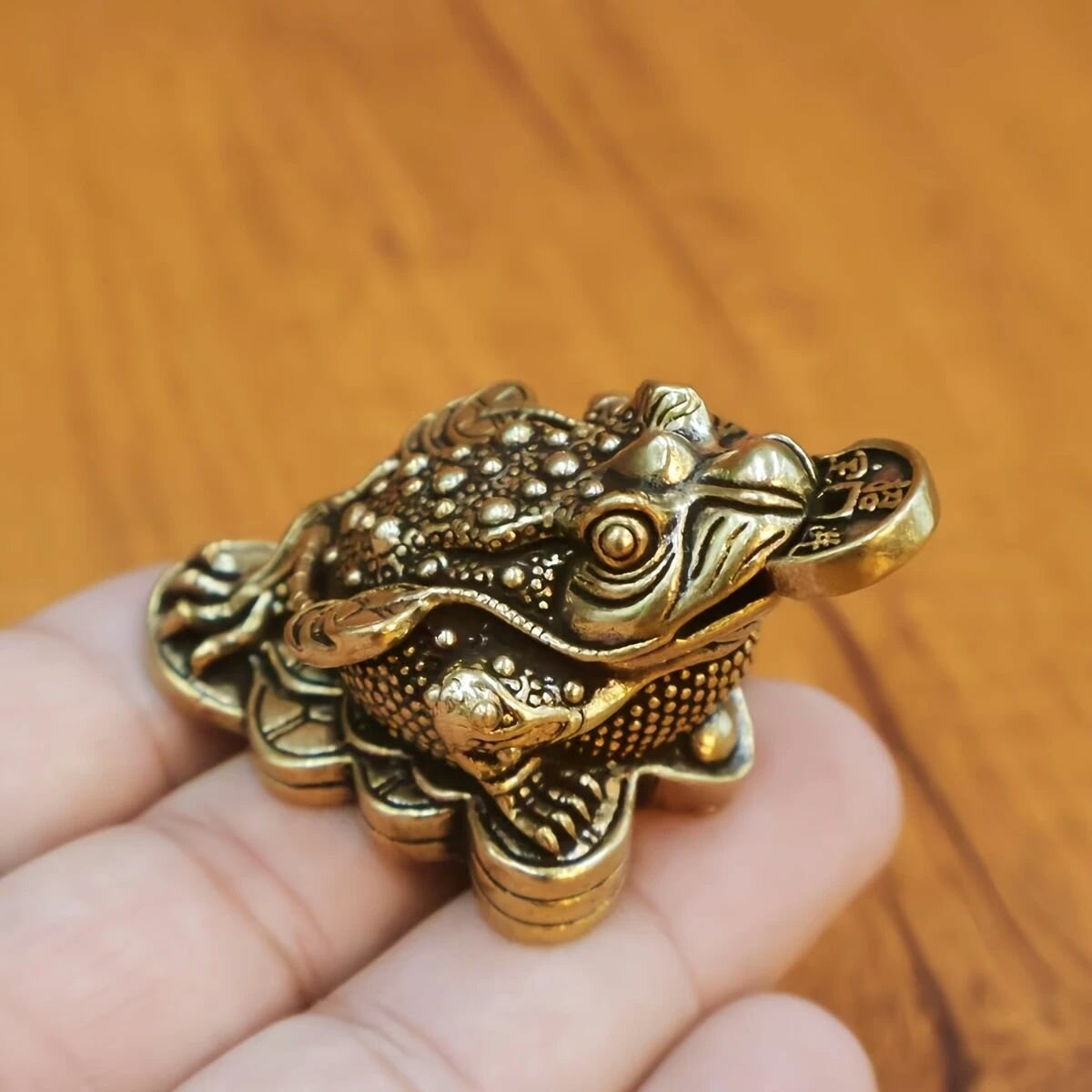 Сувенир "Жаба с монетой" нэцке , Приносить богатство, латунь,5.5*2.5*3 см,1 шт