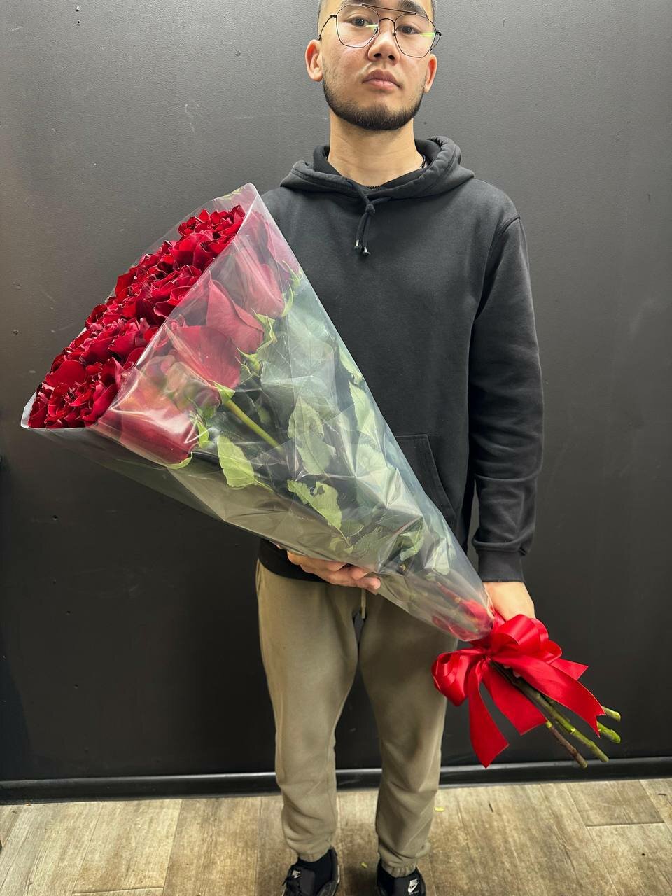 Букет из 19 гигантских роз красного цвета высотой 100см с доставкой WOW-Flowers