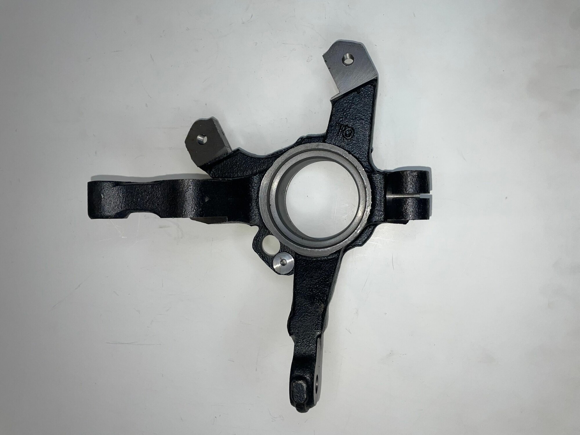 Кулак поворотный левый (с ABS) Lifan Smily (320) [1.3 16V 5MT хетчбэк] F2304110