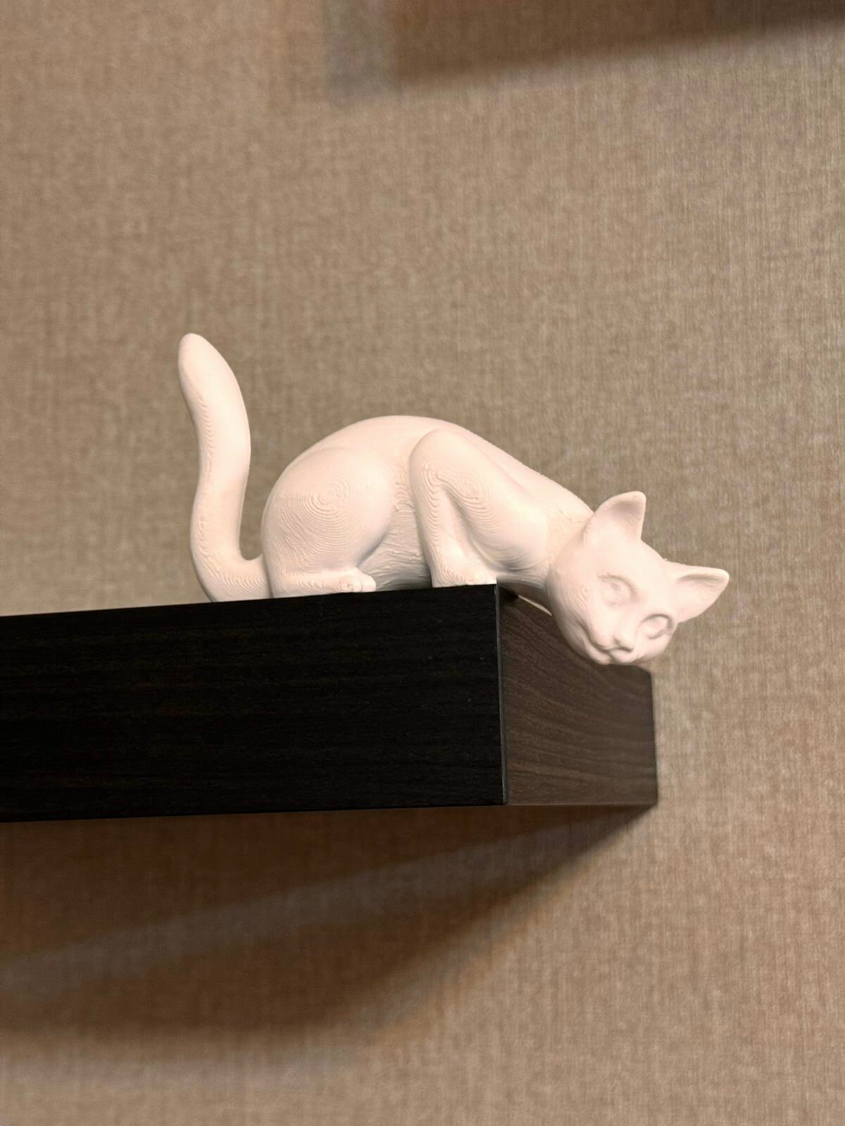 Статуэтка барельеф - Кот смотрит вниз направо