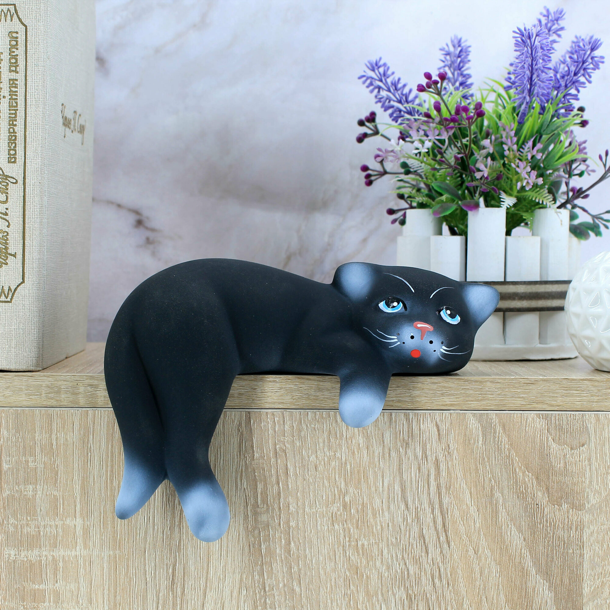 Интерьерная статуэтка фигурка Кот Сеня , 18 см . керамика , цвет черный с белым подпалом ,
