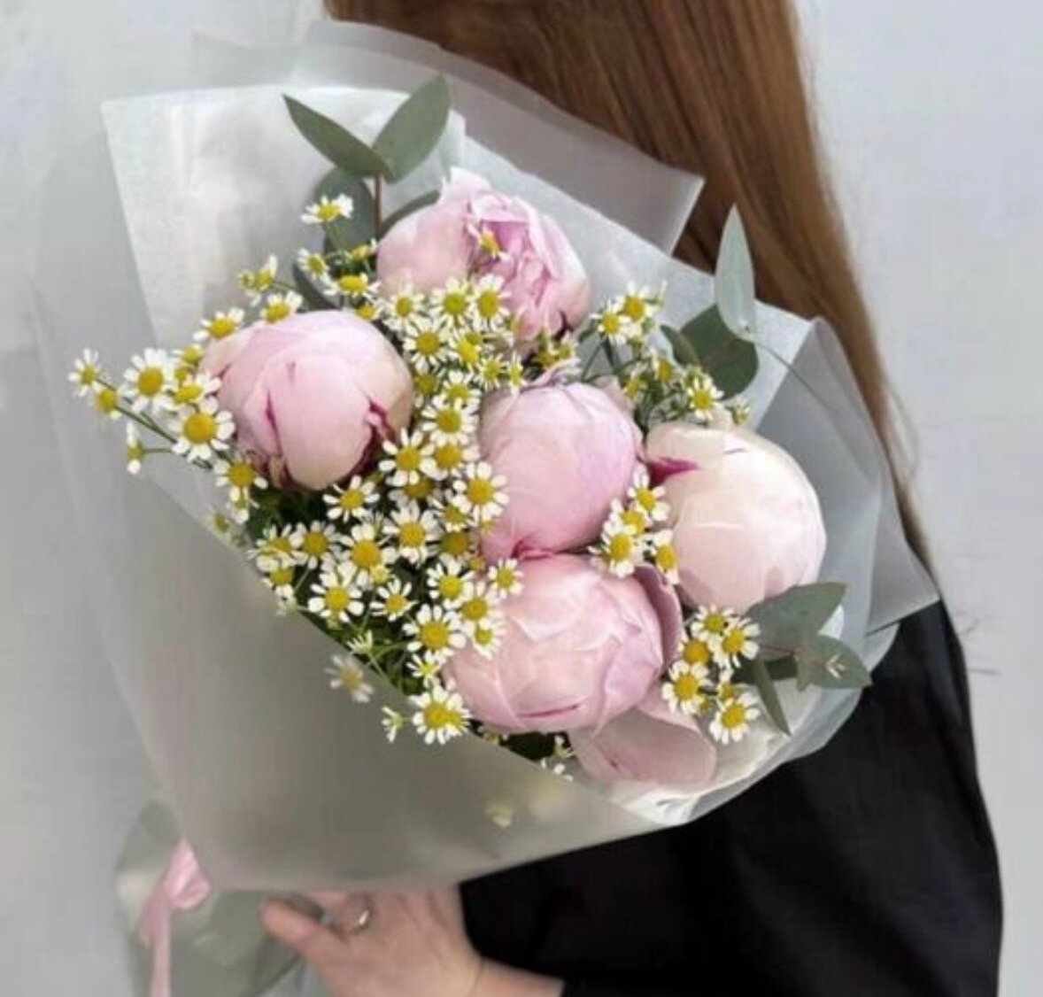 Букет розовые пионы Сара Бернар, кустовые ромашки и эвкалипт