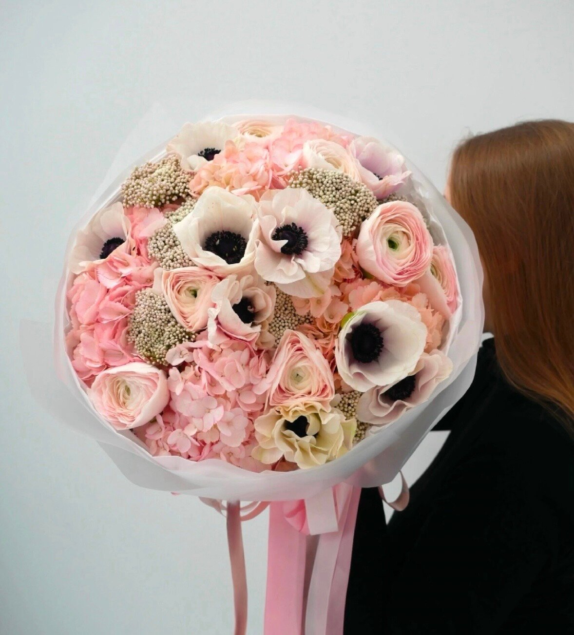 Букет анемоны, пышные гортензии, озотамнус, трендовые ранункулюсы