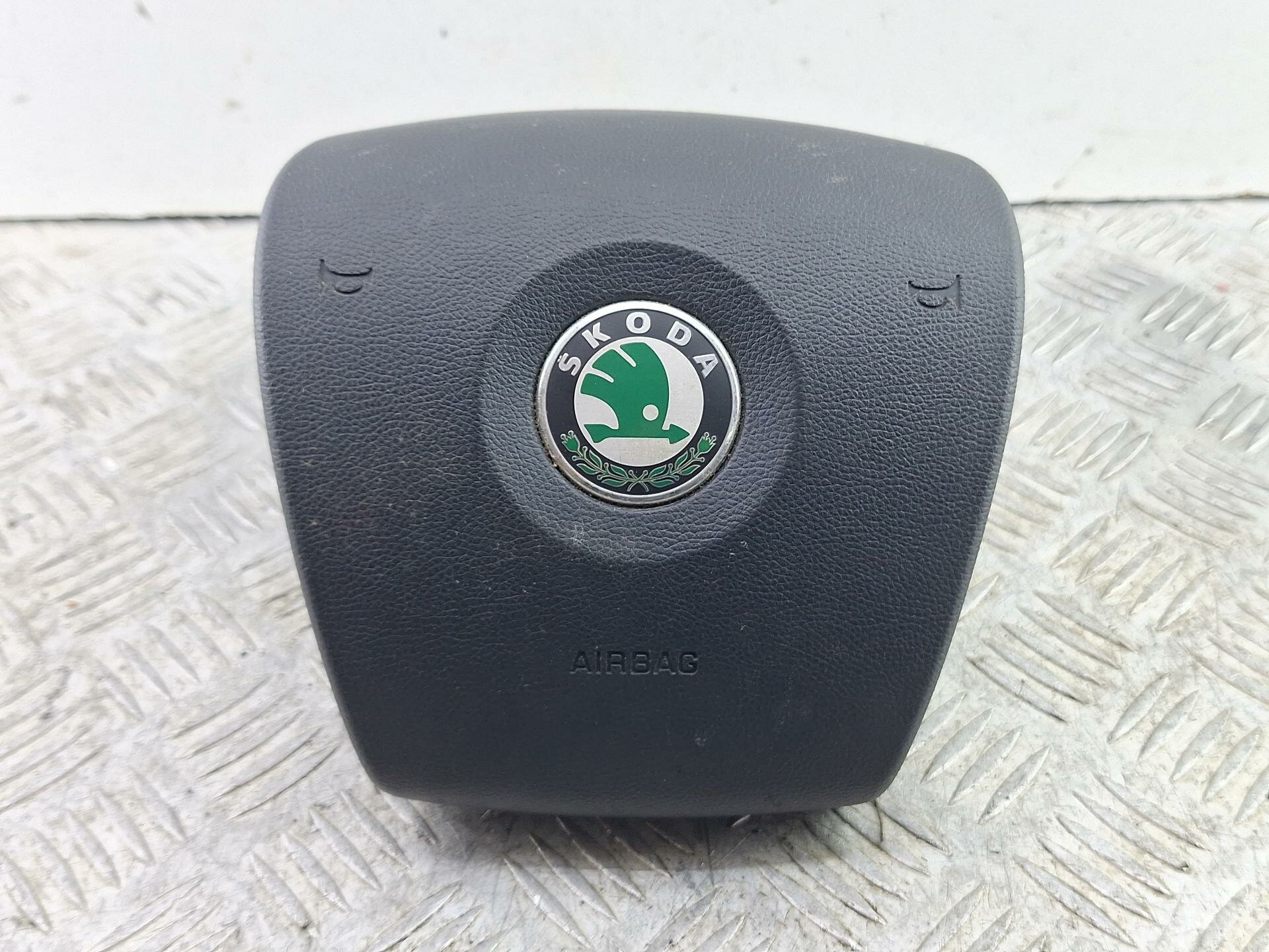 Подушка безопасности водителя Skoda Octavia 2 1Z5 2008 1Z0880201AM