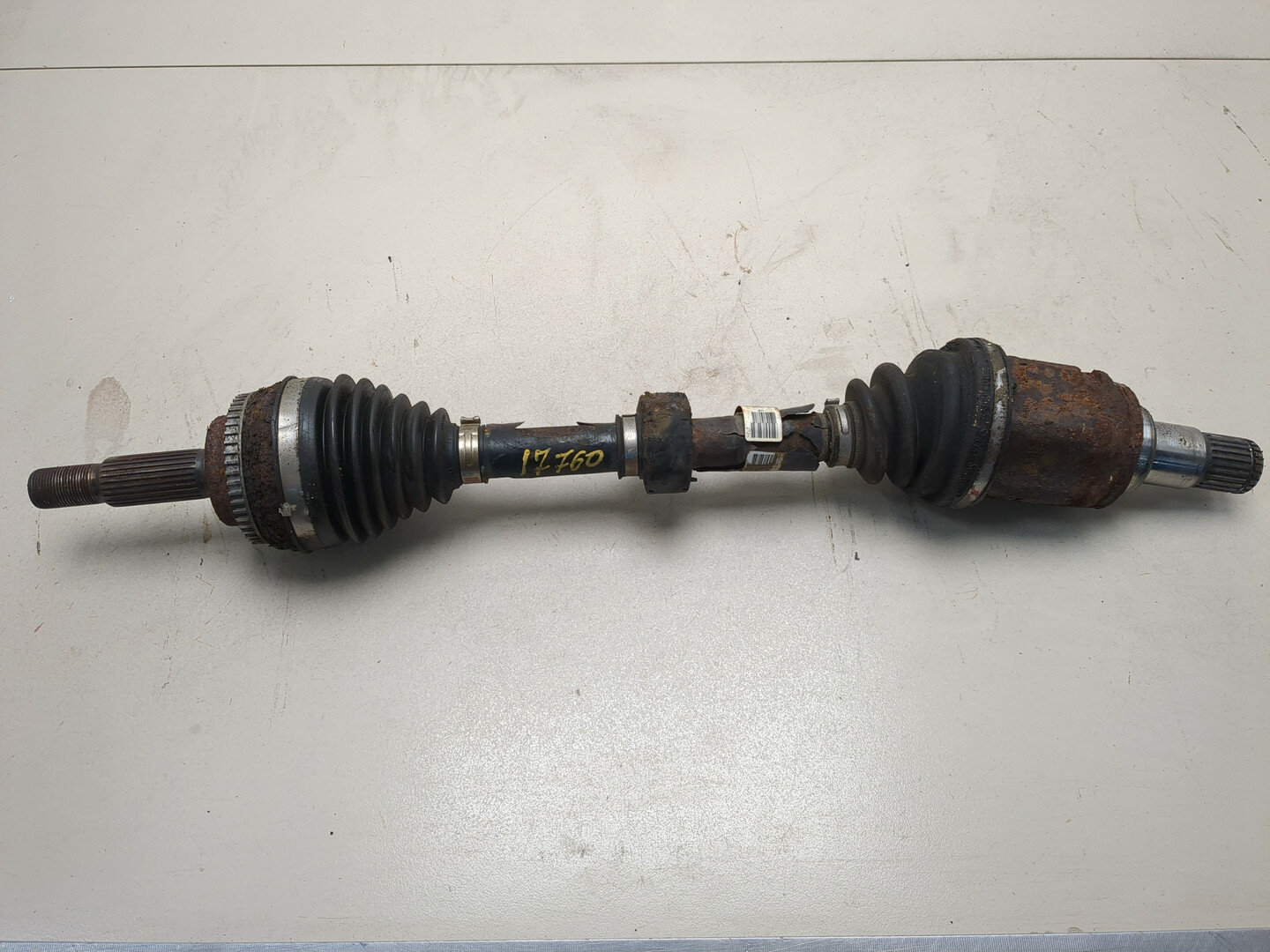 Полуось (вал, шрус) левая передняя Pontiac Vibe 2 Б/У