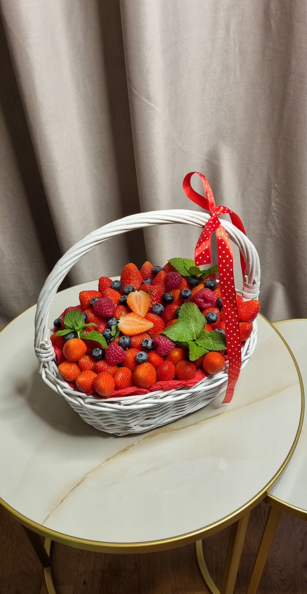 Композиция в корзине "Мини корзинка с клубникой", с мятой, с клубникой, малиной, голубикой, подарок