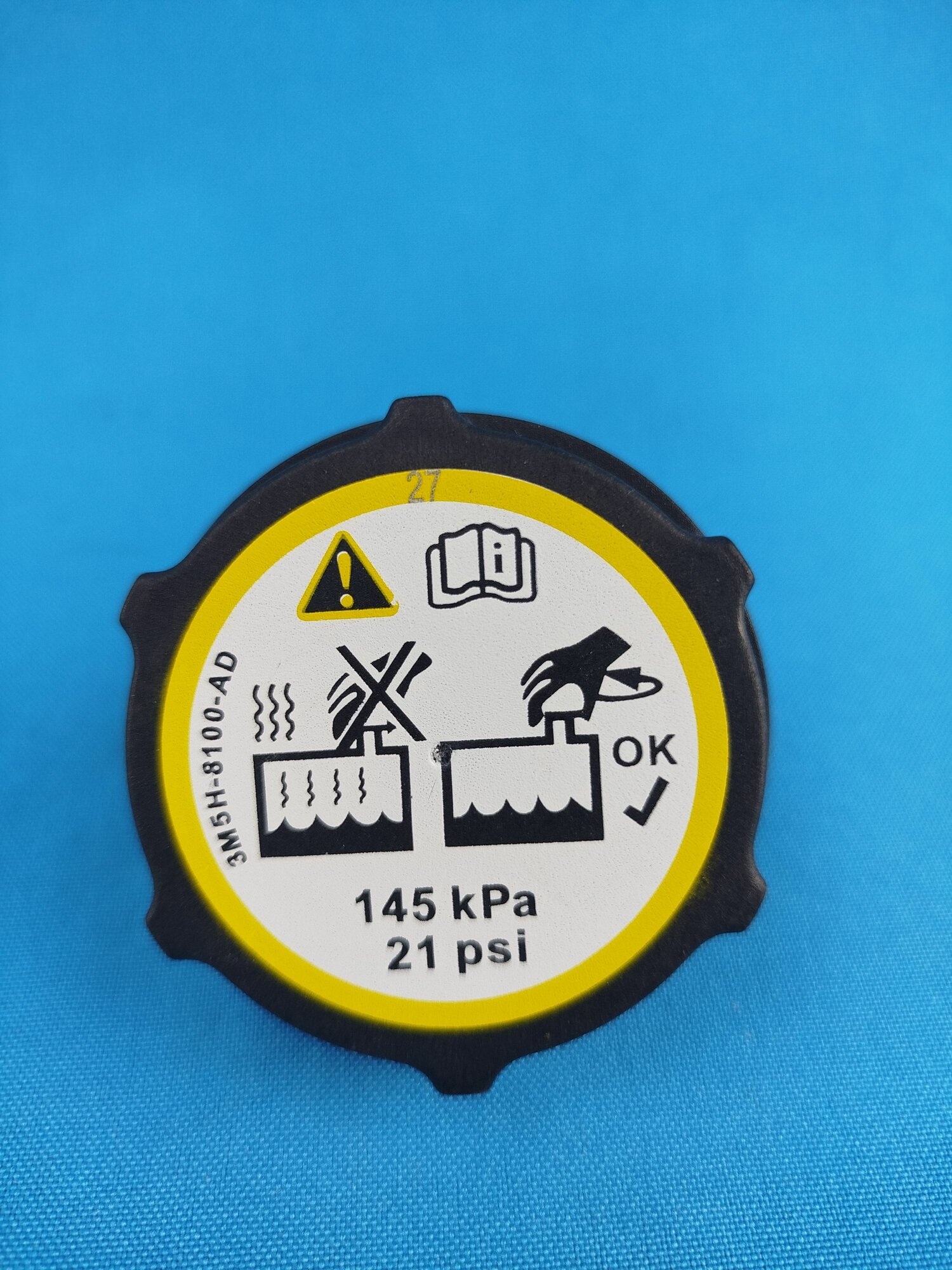 Крышка расширительного бачка "LUZAR" для автомобилей Ford Focus 2, Mazda 3 03->