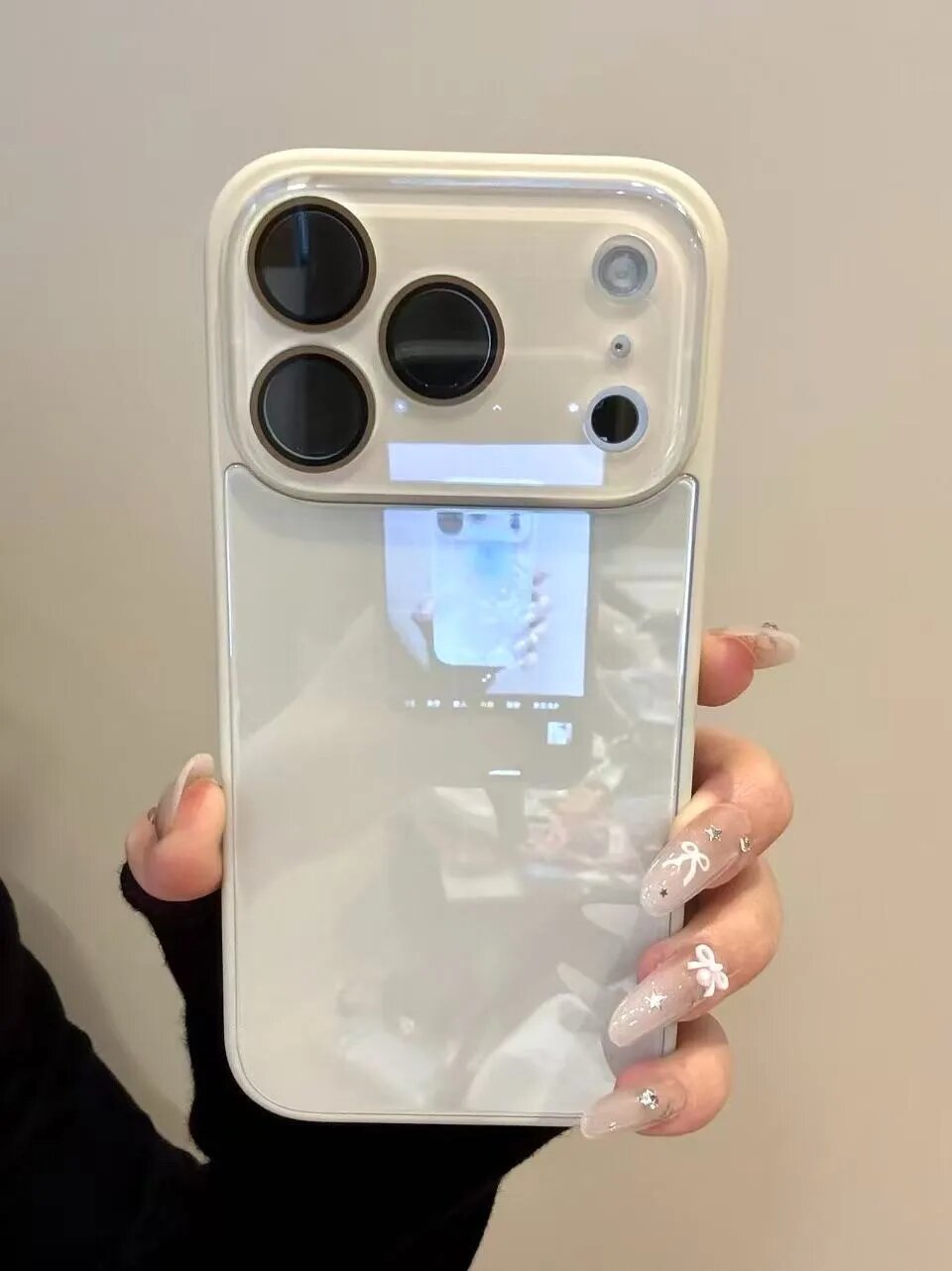 Белый чехол для iPhone 16 Pro Max
