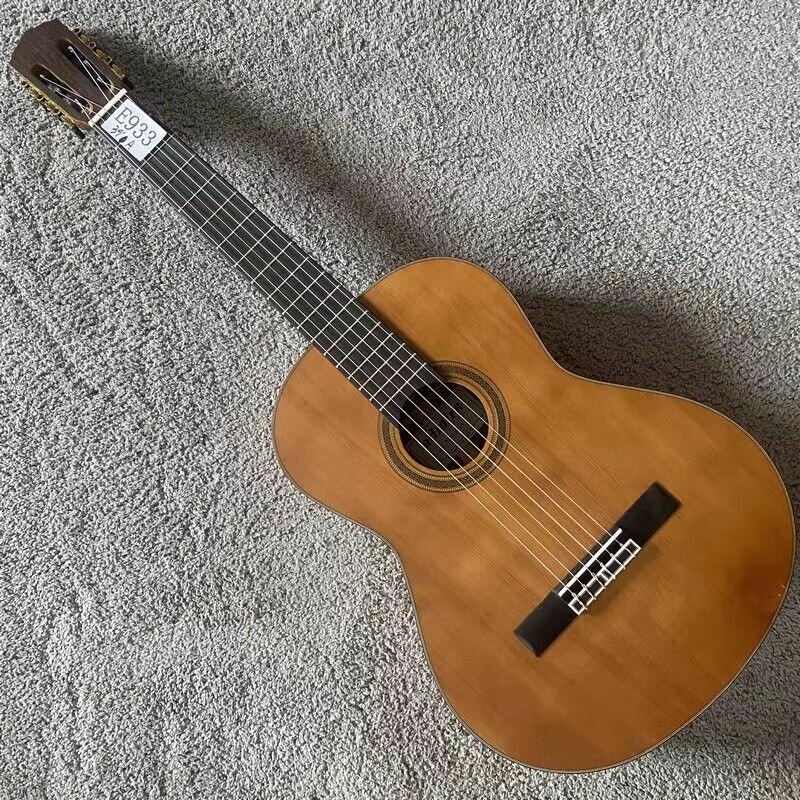 Полностью массивная классическая гитара испанского бренда Admira, 39 дюймов, из красного кедра (образец)