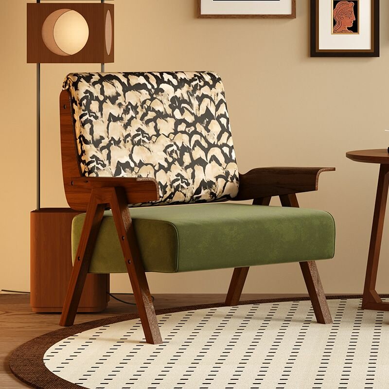 Изяшное кресло в ретро-стиле для гостиной с деревянной рамой и текстильной сиденьем