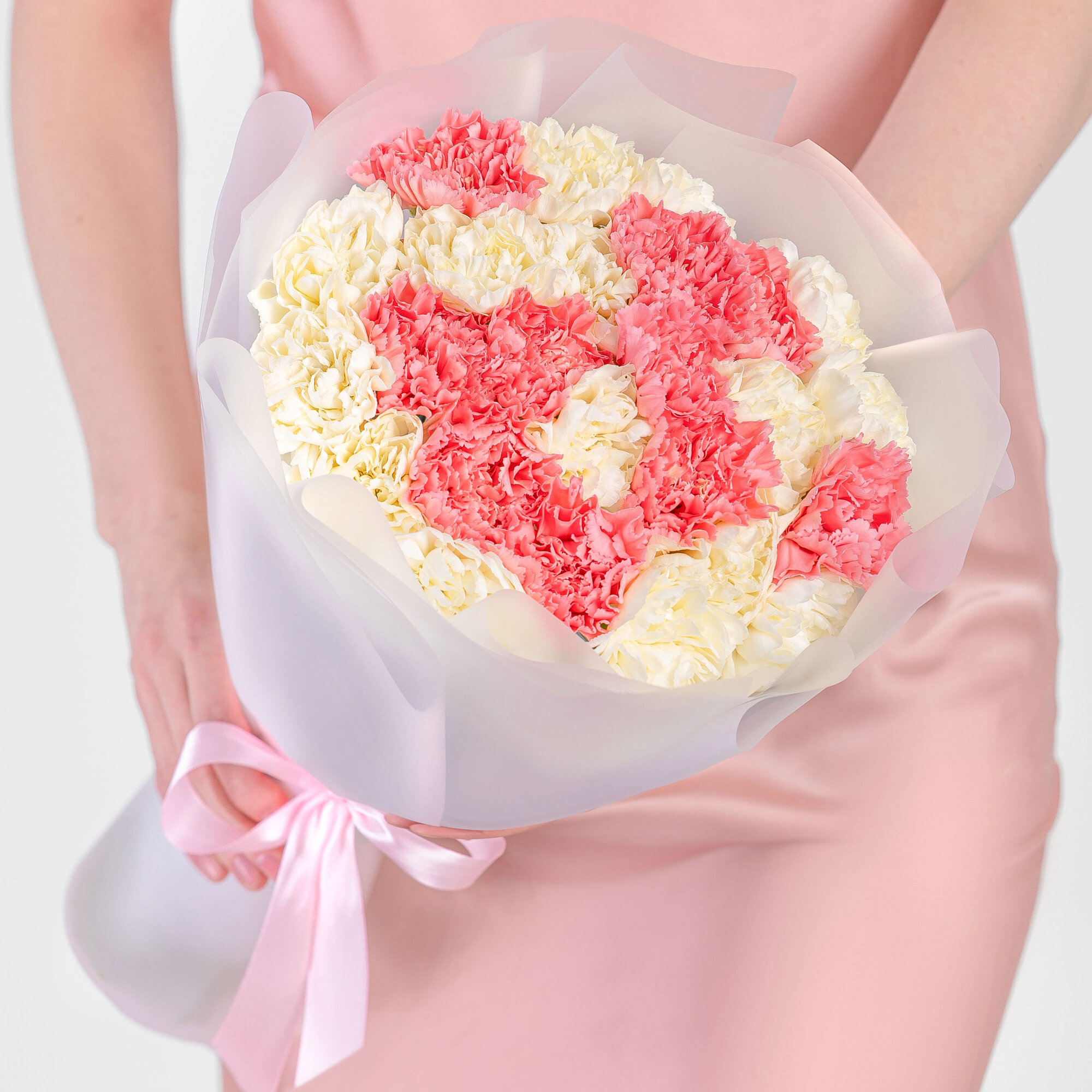Букет Мегацвет24 25 белых и розовых гвоздик 50 см в дизайнерской упаковке