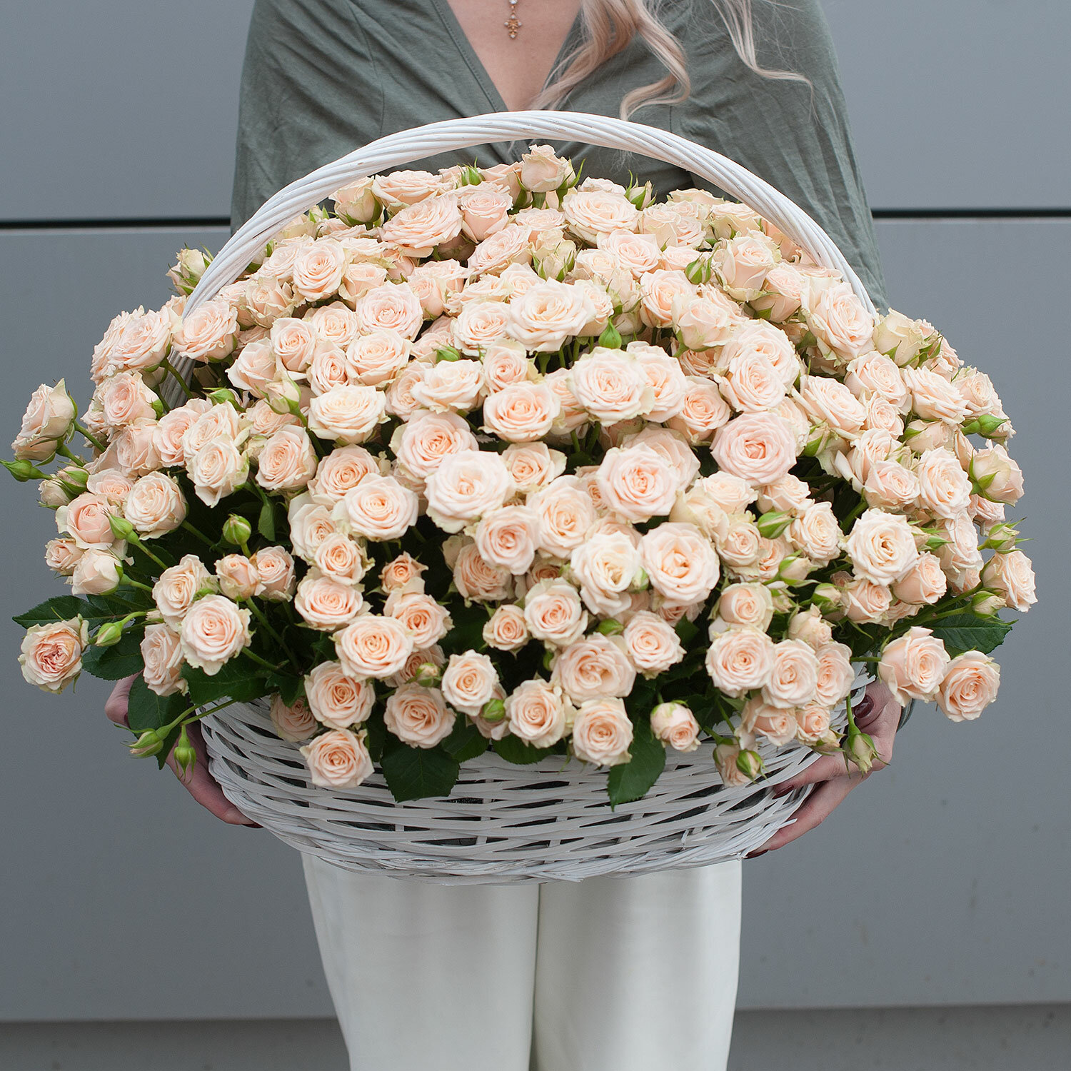 Корзина из кустовых кремовых роз "Нежная Кико"