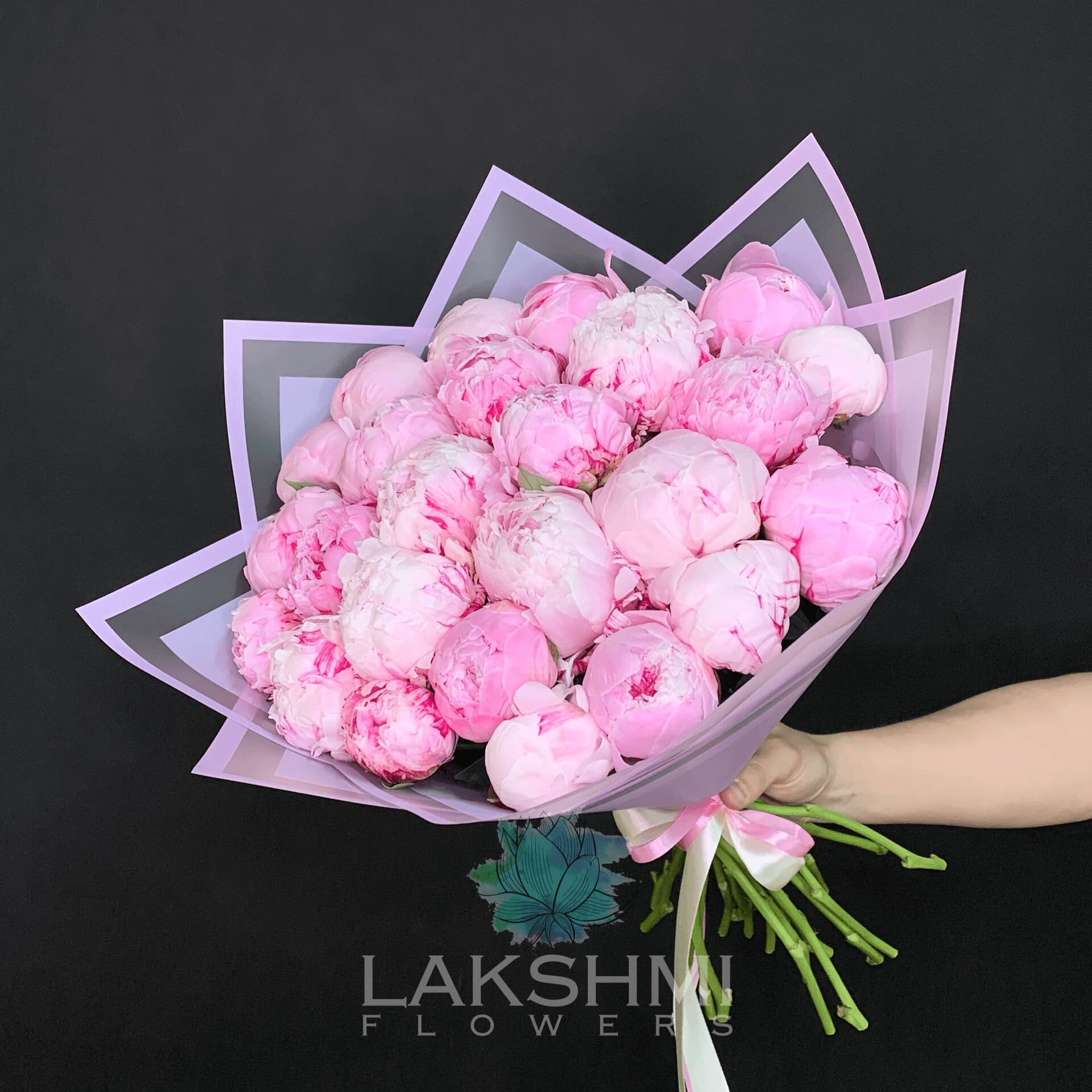 25 пионов / Букет из 25 розовых пионов сорта «Сара Бернар» в авторской упаковке