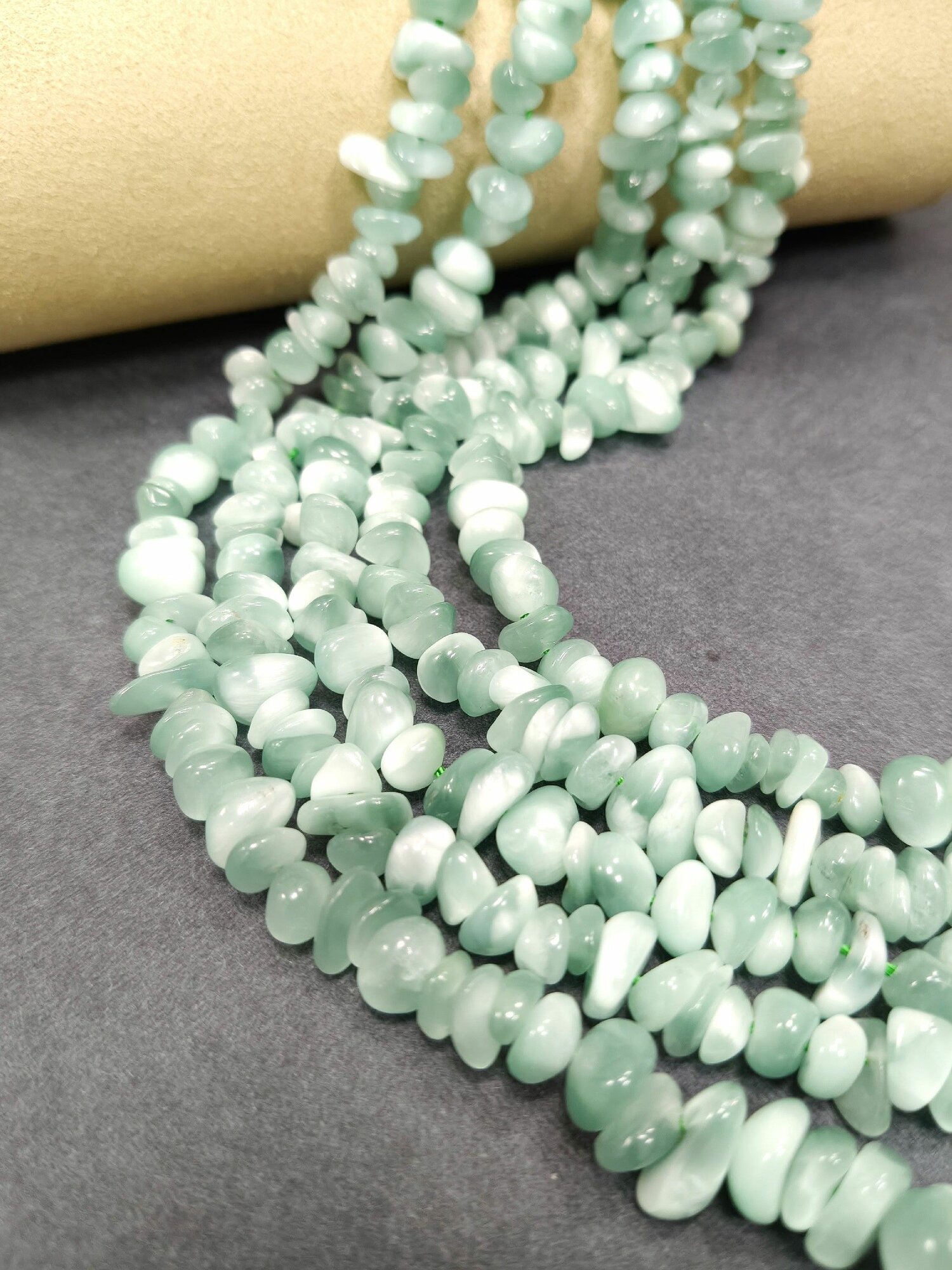 Бусины ангелит АА галтовка 7 - 9 мм, нить 40 см, Suntrim