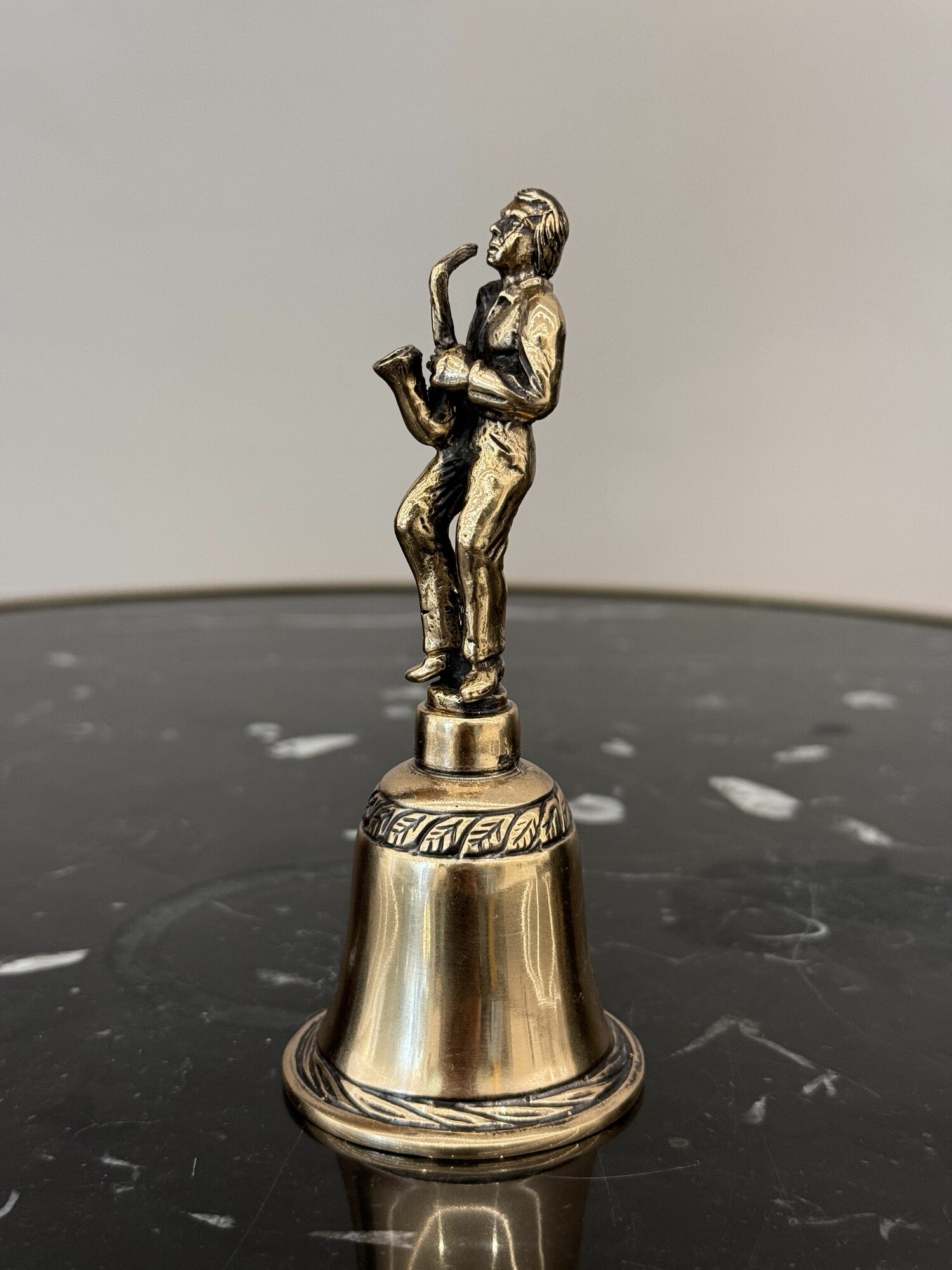 Колокольчик Саксафонист, для интерьера и декора, сувенир подарочный, бронзовое литье