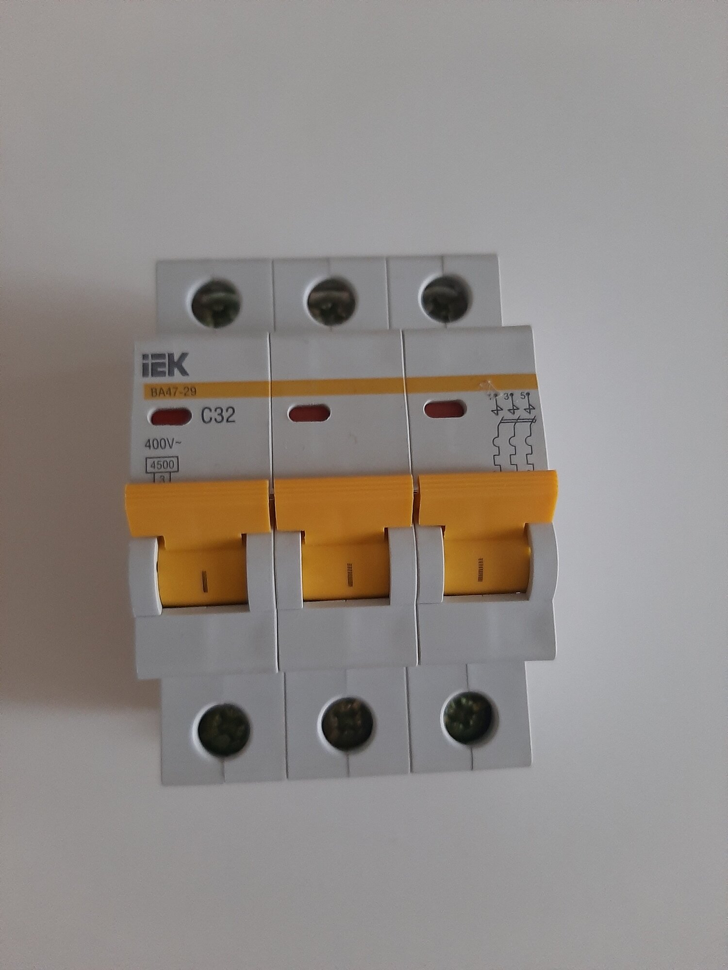 Автомат электрический IEK С32 3-ой