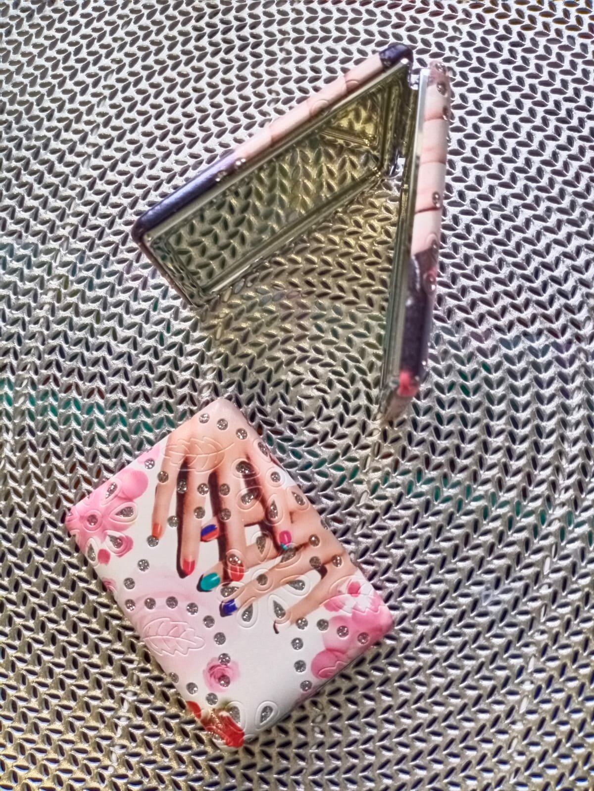 Зеркало карманное / маникюр на розовом