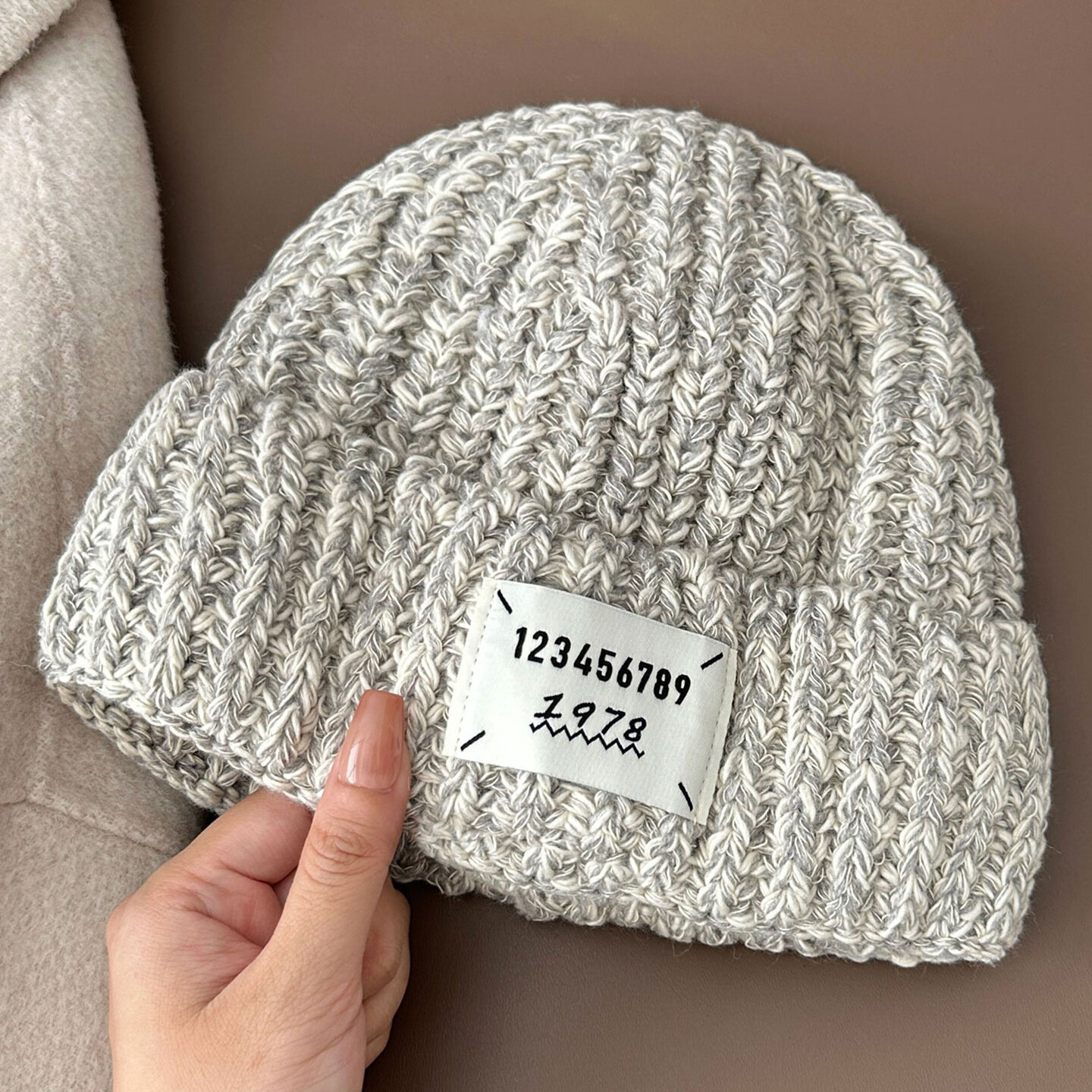 2025 осень и зима корейская версия простая и универсальная смешанная цветная вязаная шерстяная сезонная новая стильная маленькая теплая шапка с капюшоном, формирующая лицо, тренд