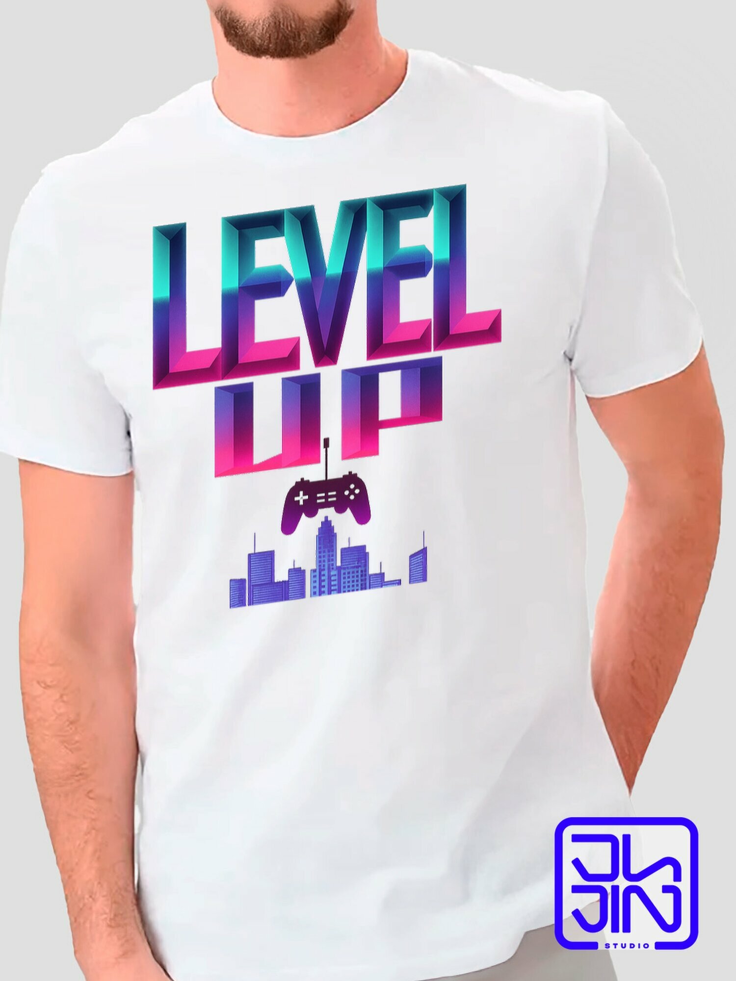 Футболка классическая мужская с авторским принтом Хайповый пестрый геймпад в стиле киберпанк с выразительным разноцветным городом, белый хлопковый трикотаж с прикольным рисунком на груди