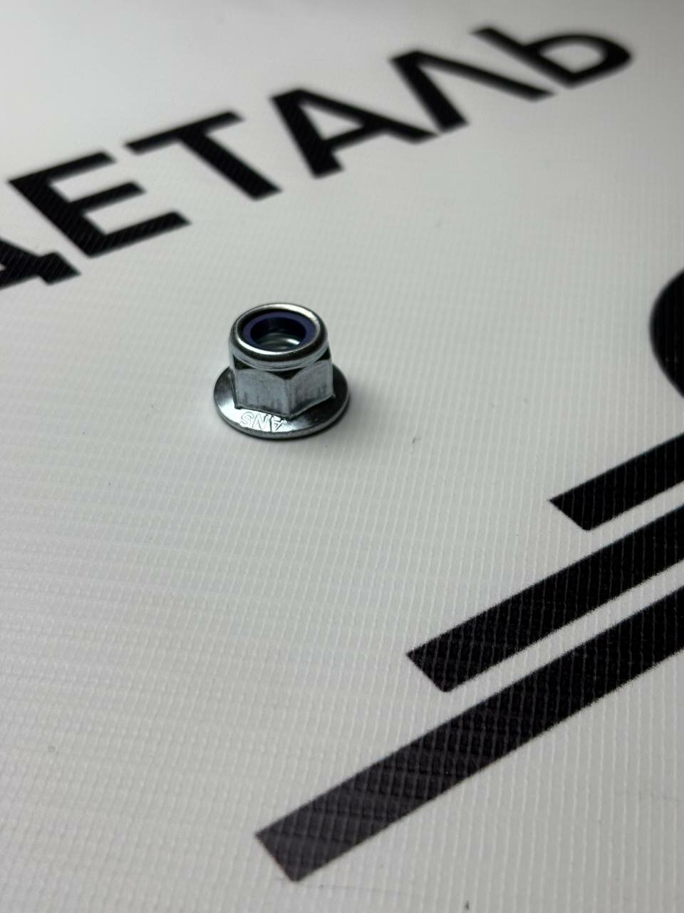 Гайка М10 фланцевая с нейлоном