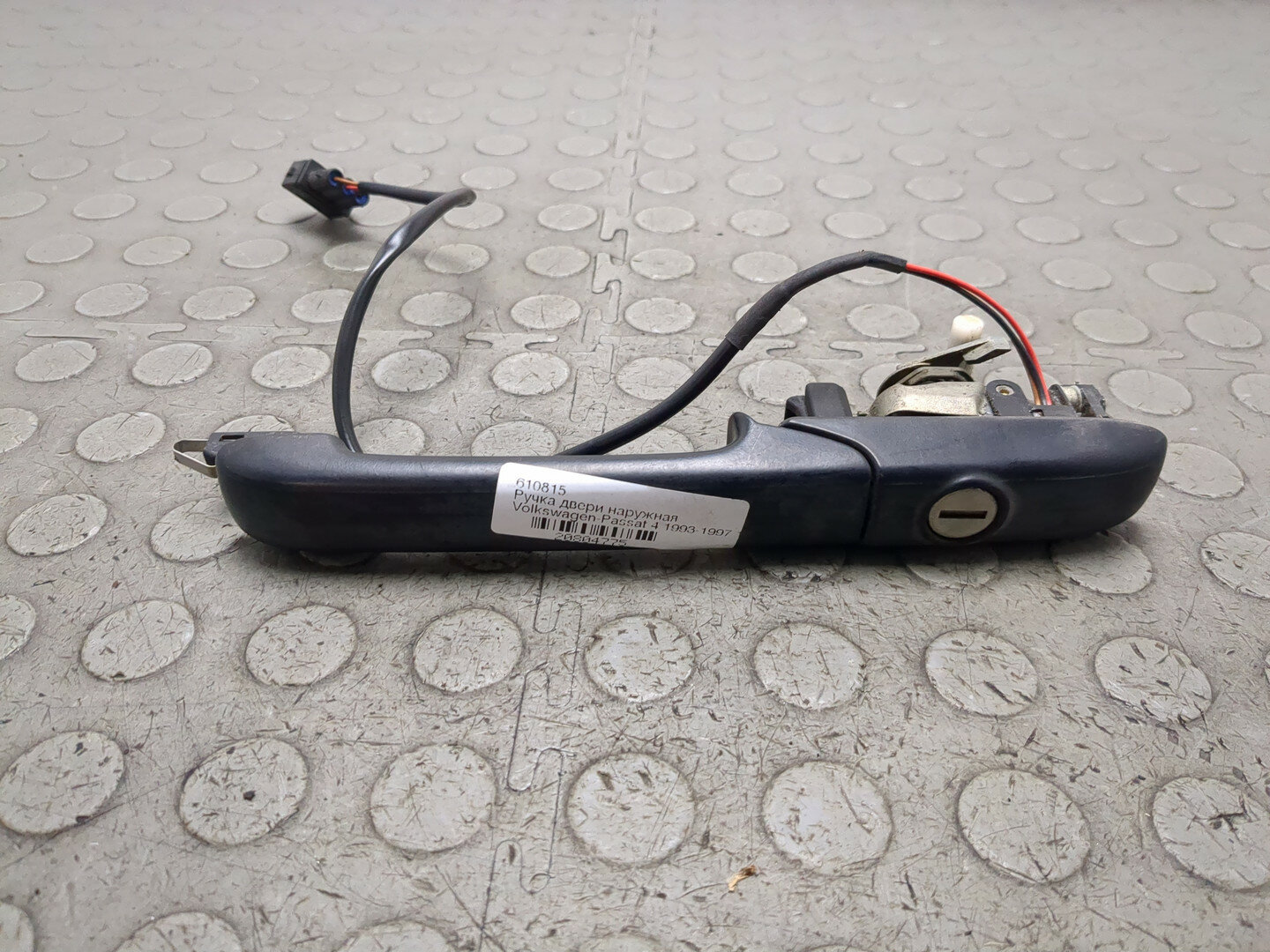 Ручка двери наружная правая передняя Volkswagen Passat 4 Б/У