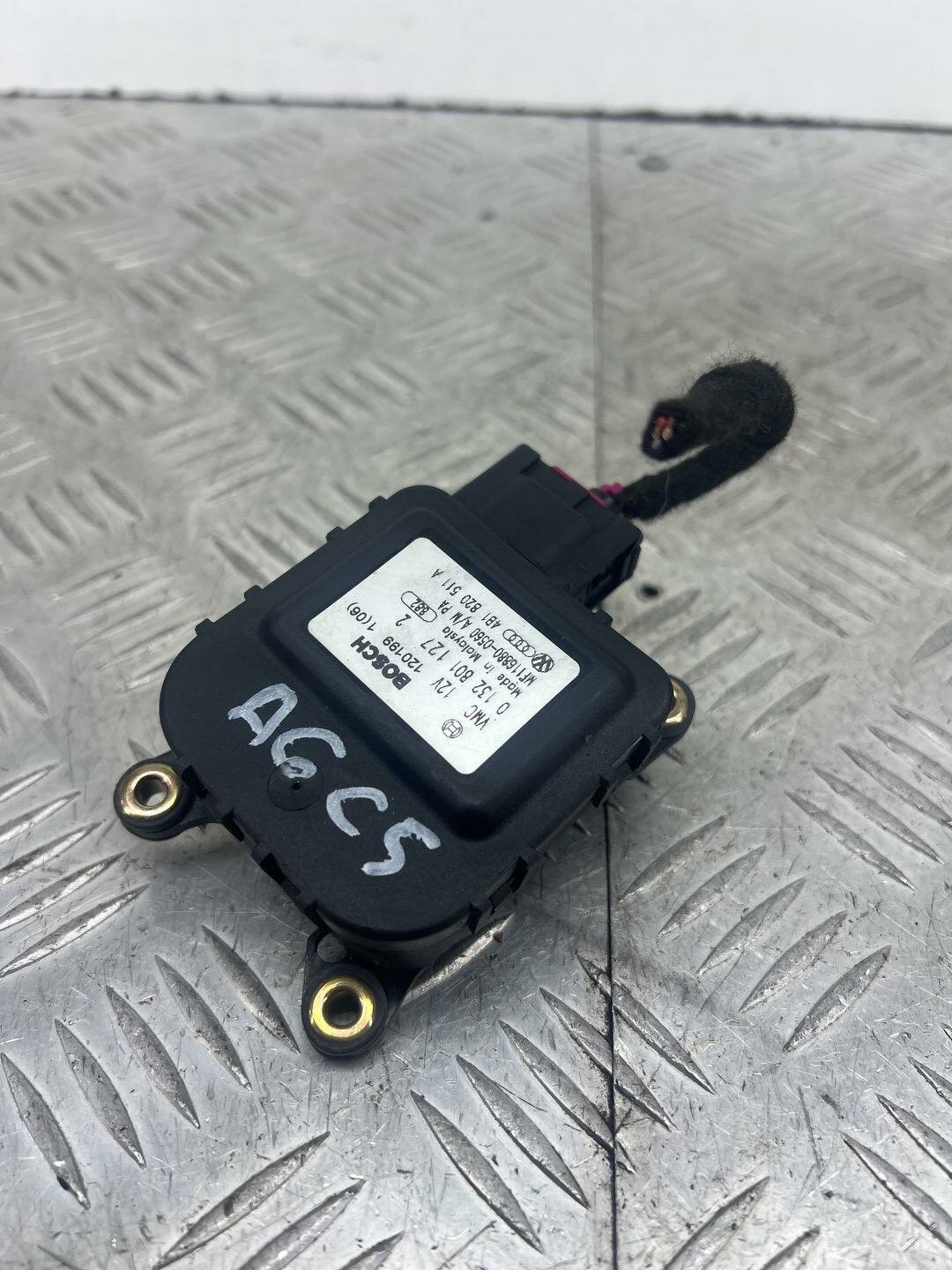 Моторчик заслонки печки Audi A6 C5 (1997 - 2001) 0132801127