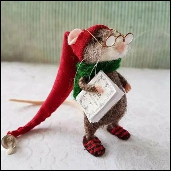 Очаровательная мышка из войлока ручной работы (техника сухого валяния иглой)