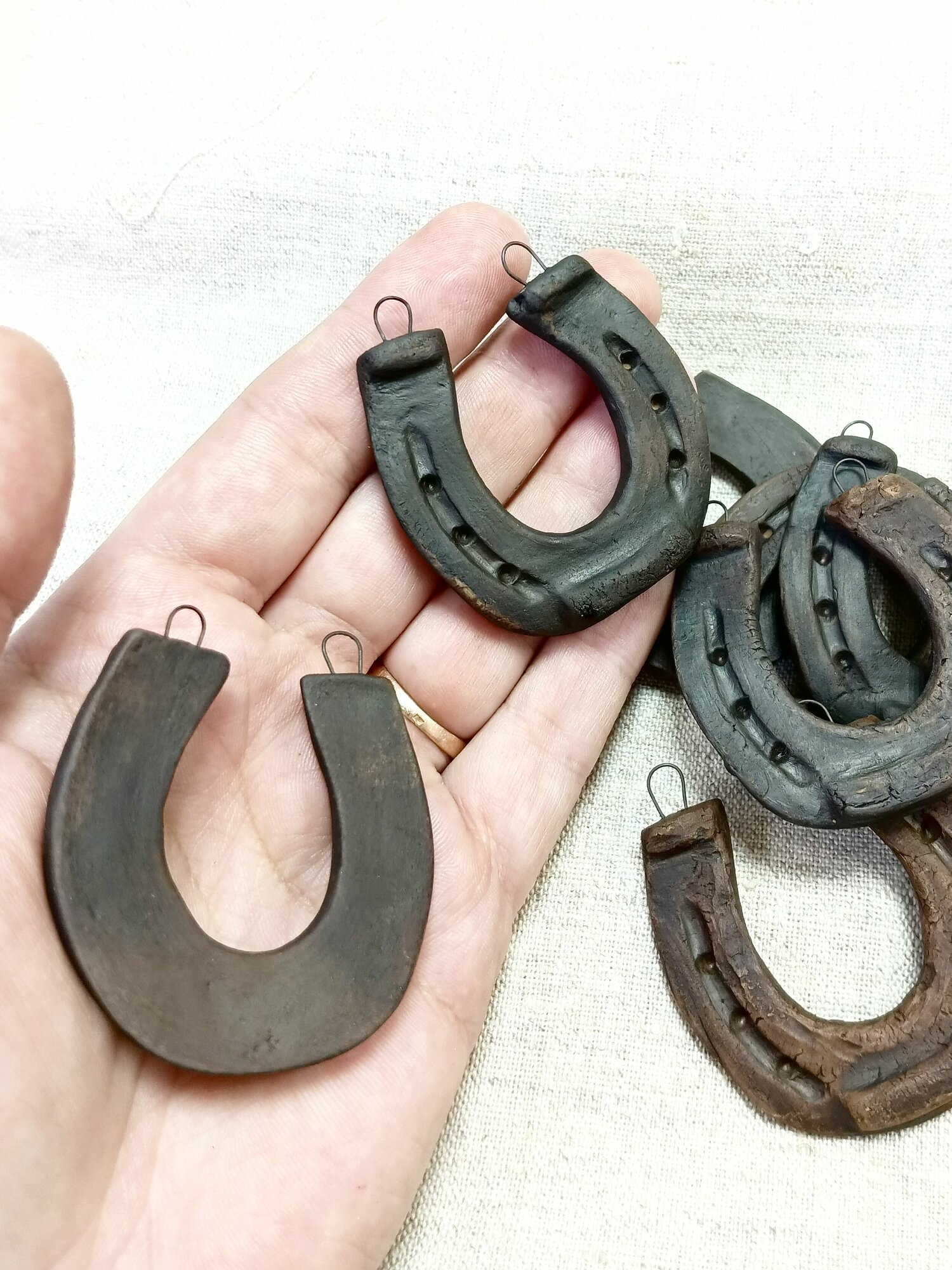 Подвеска-сувенир "Подкова". Керамика, ручная работа.